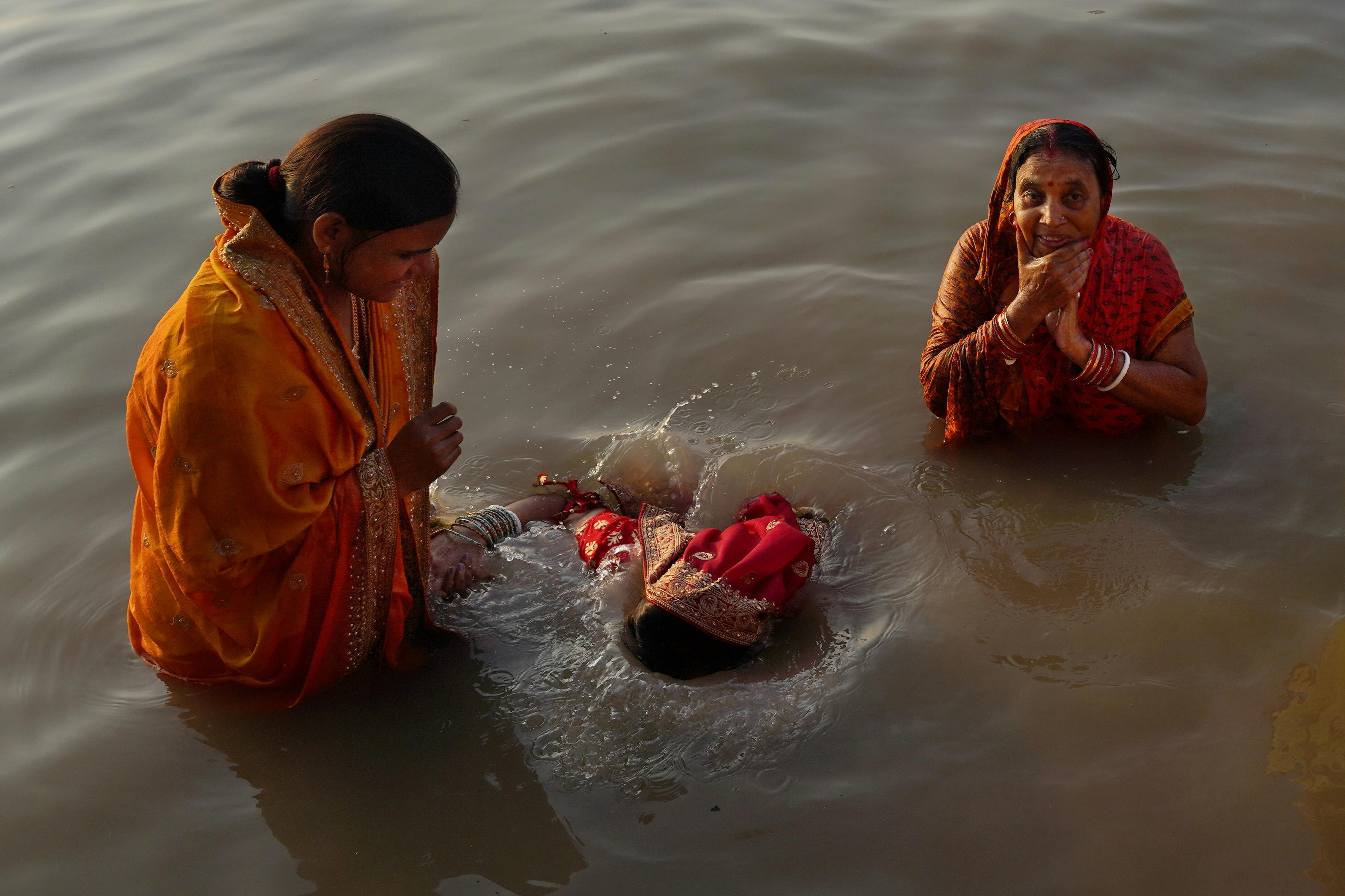 Indian Women Bathing in a Dirty Lake · Free Stock Photo
