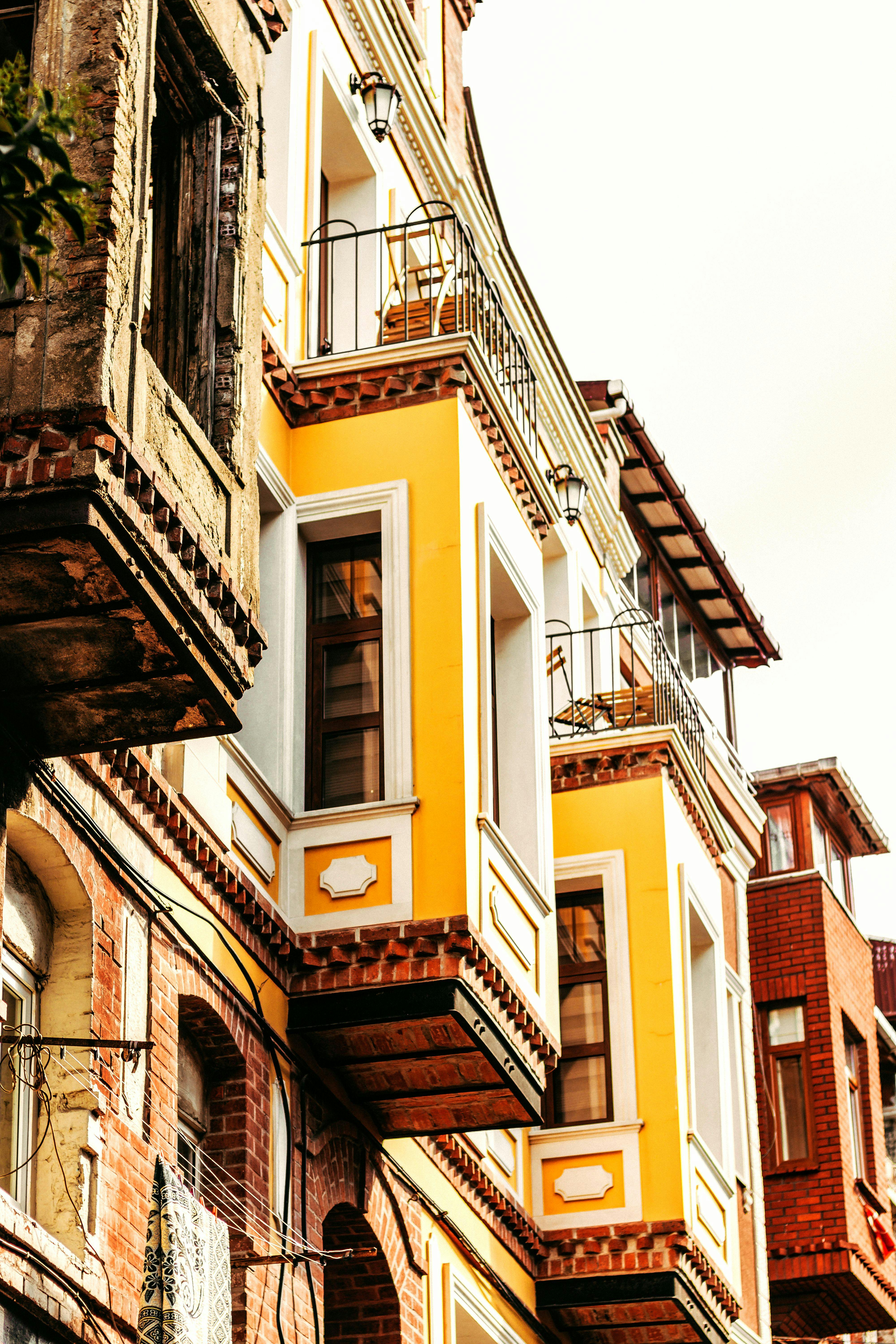 Yellow Tenement in Istanbul · Free Stock Photo