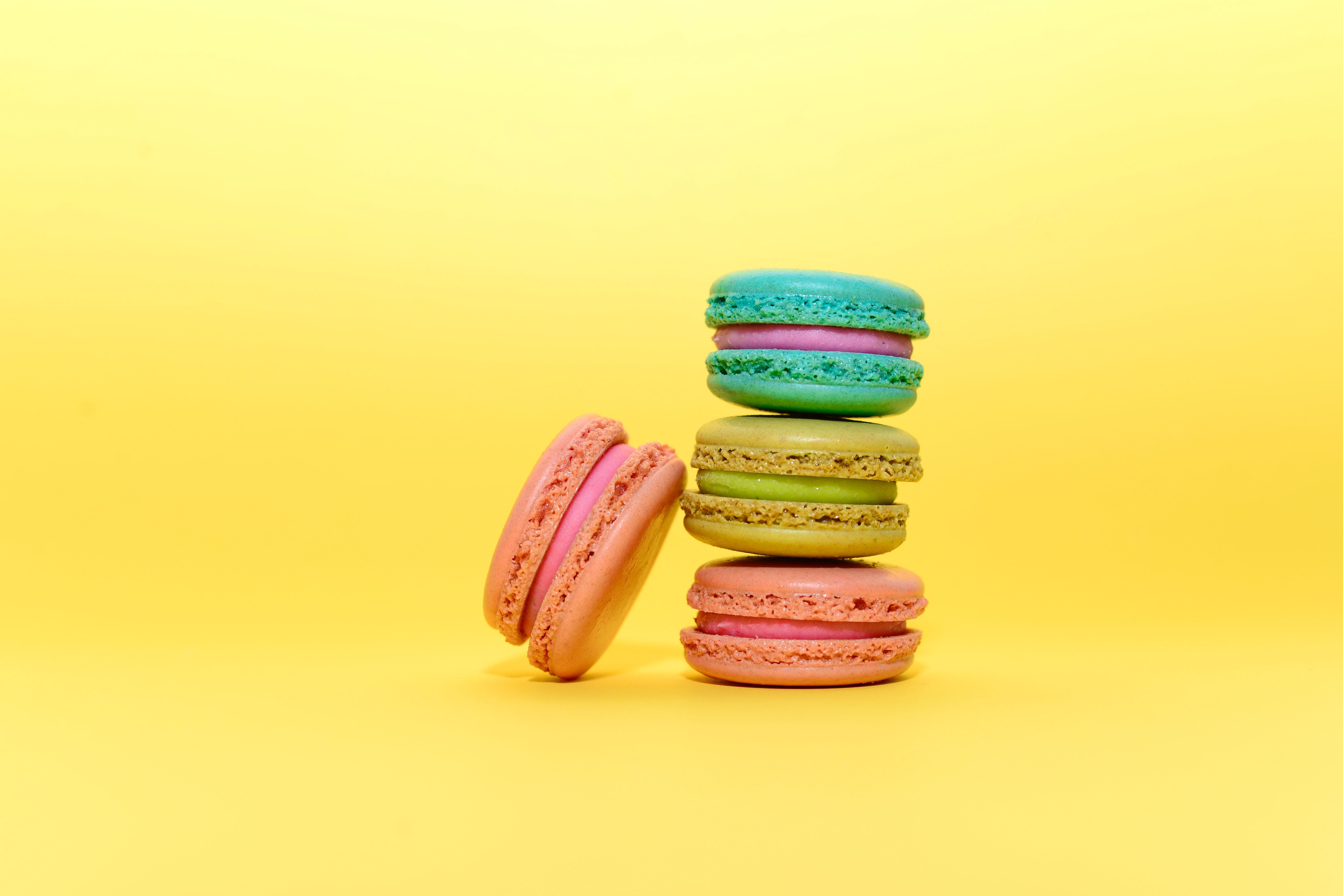 Foto de stock gratuita sobre aperitivo, dulce, fondo amarillo ...