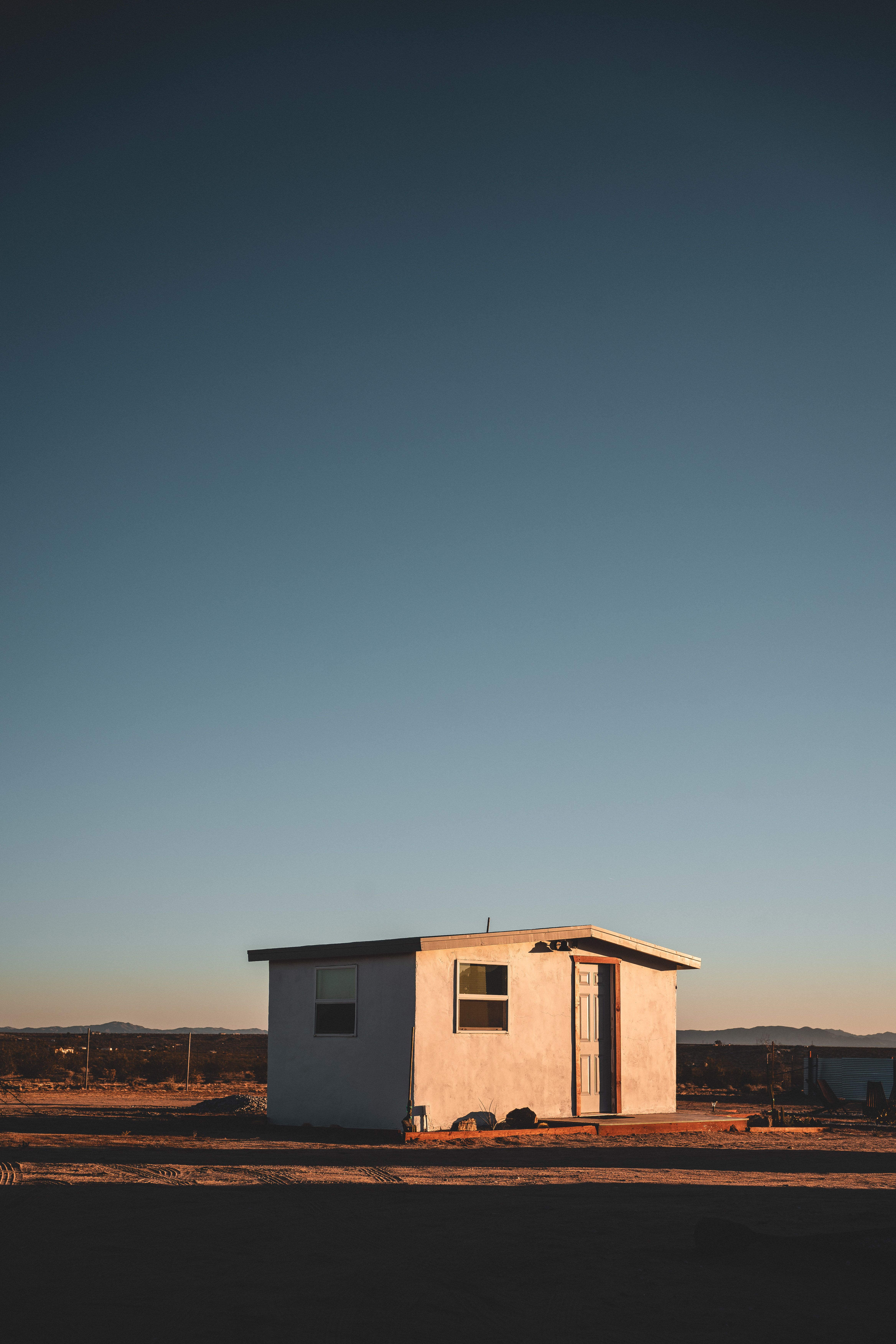 A Small Building in the Middle of a Desert · Free Stock Photo