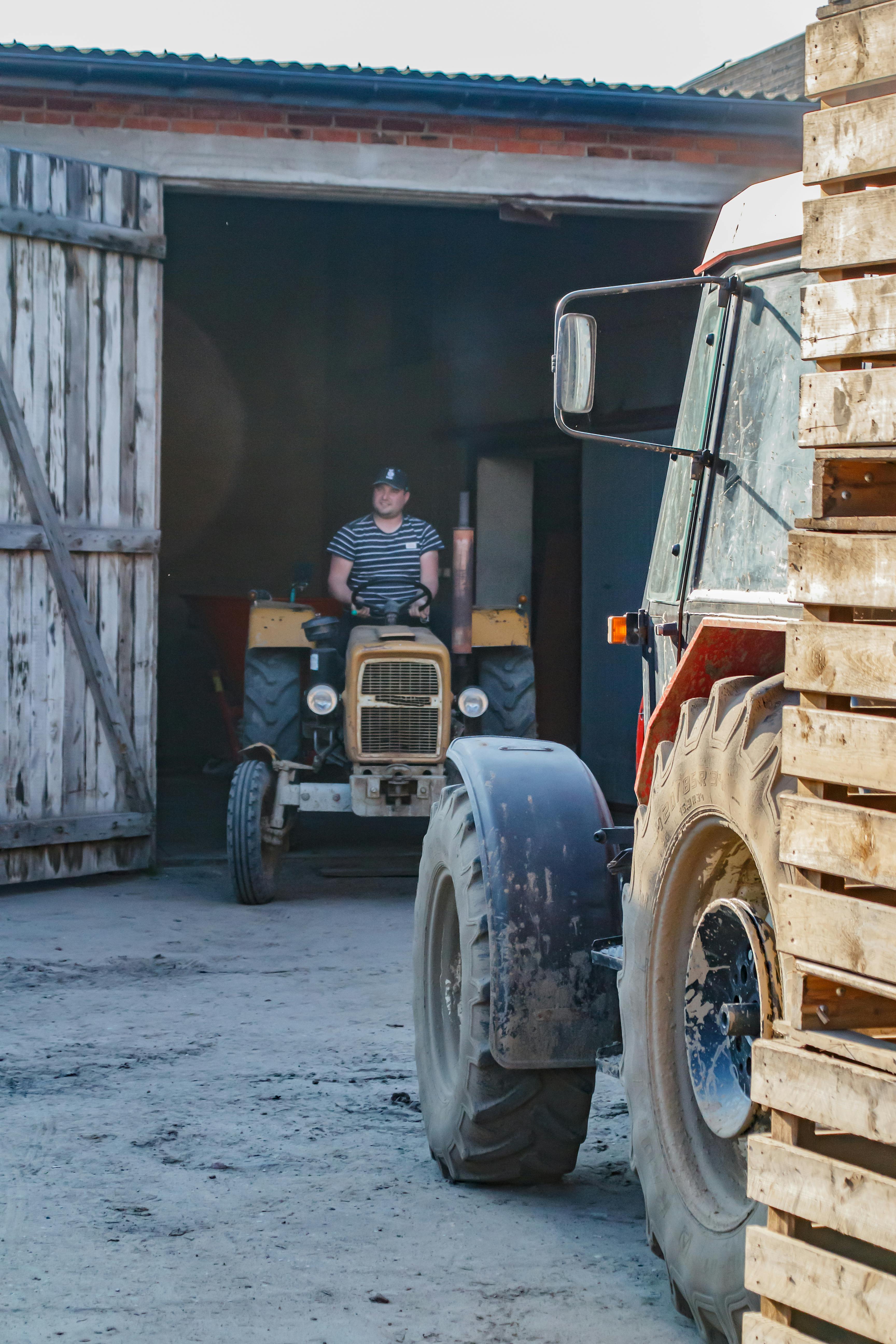 rolnik na ciągniku · Free Stock Photo