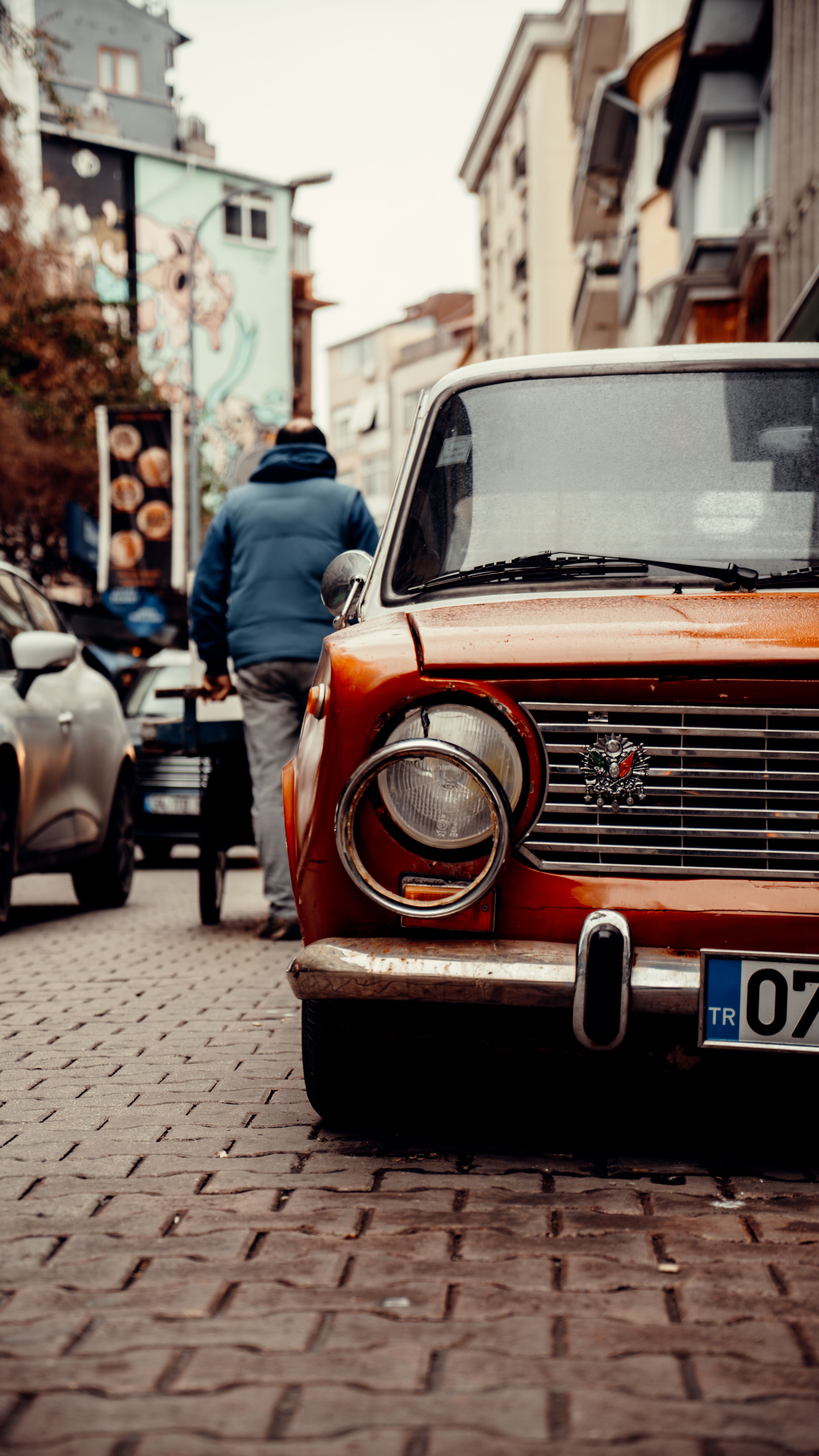 Black Tofas Car in Rain · Free Stock Photo