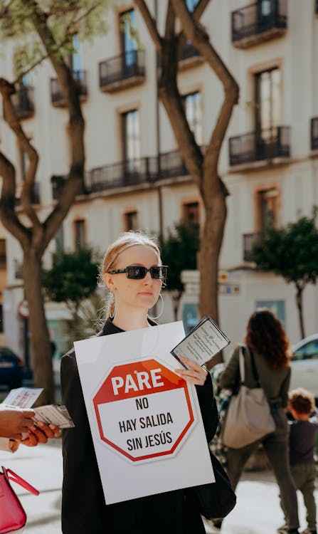 Evangelismo en las Calles · Free Stock Photo Evangelismo en las Calles · Free Stock Photo