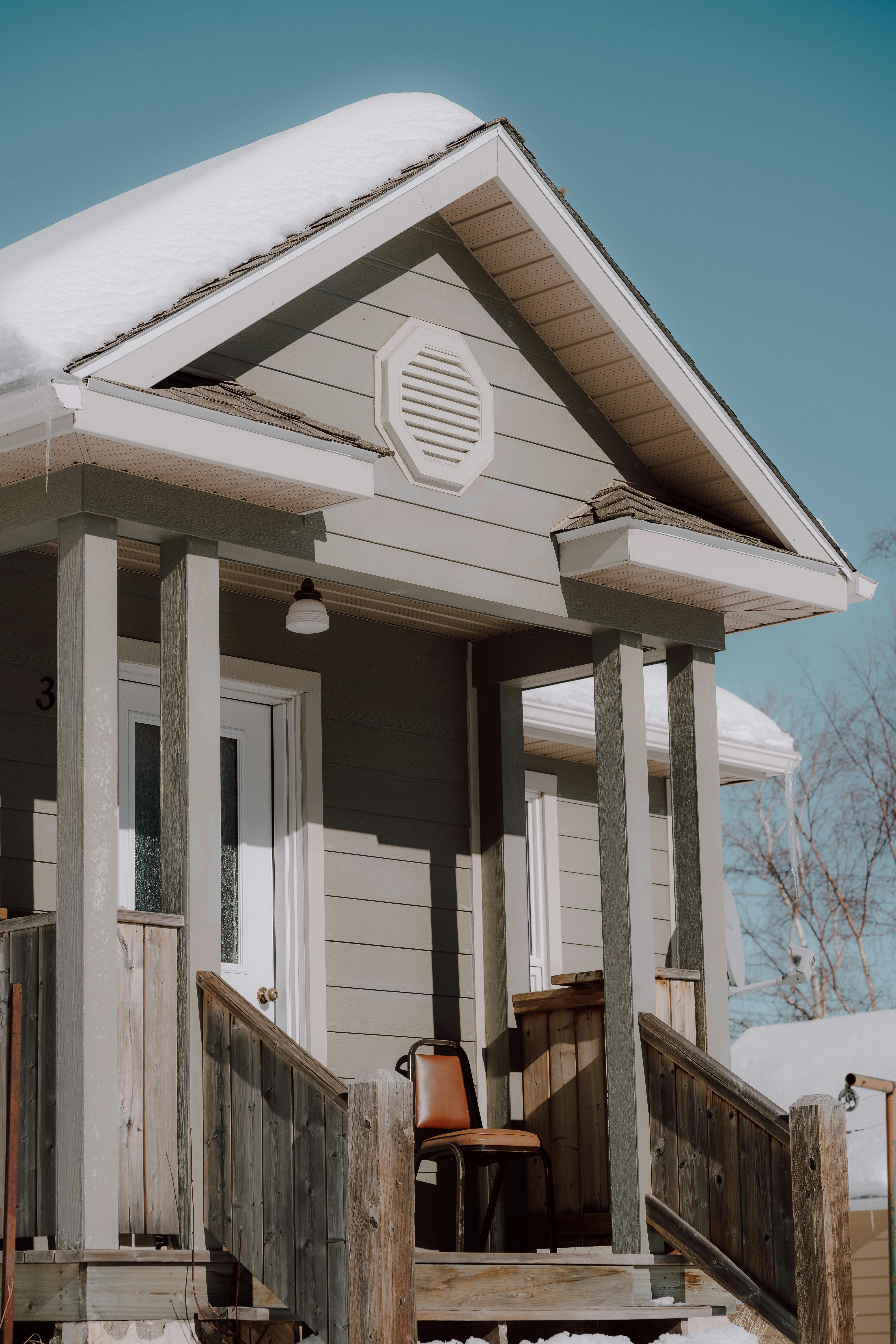 Triangular Vacation House in the Snow · Free Stock Photo