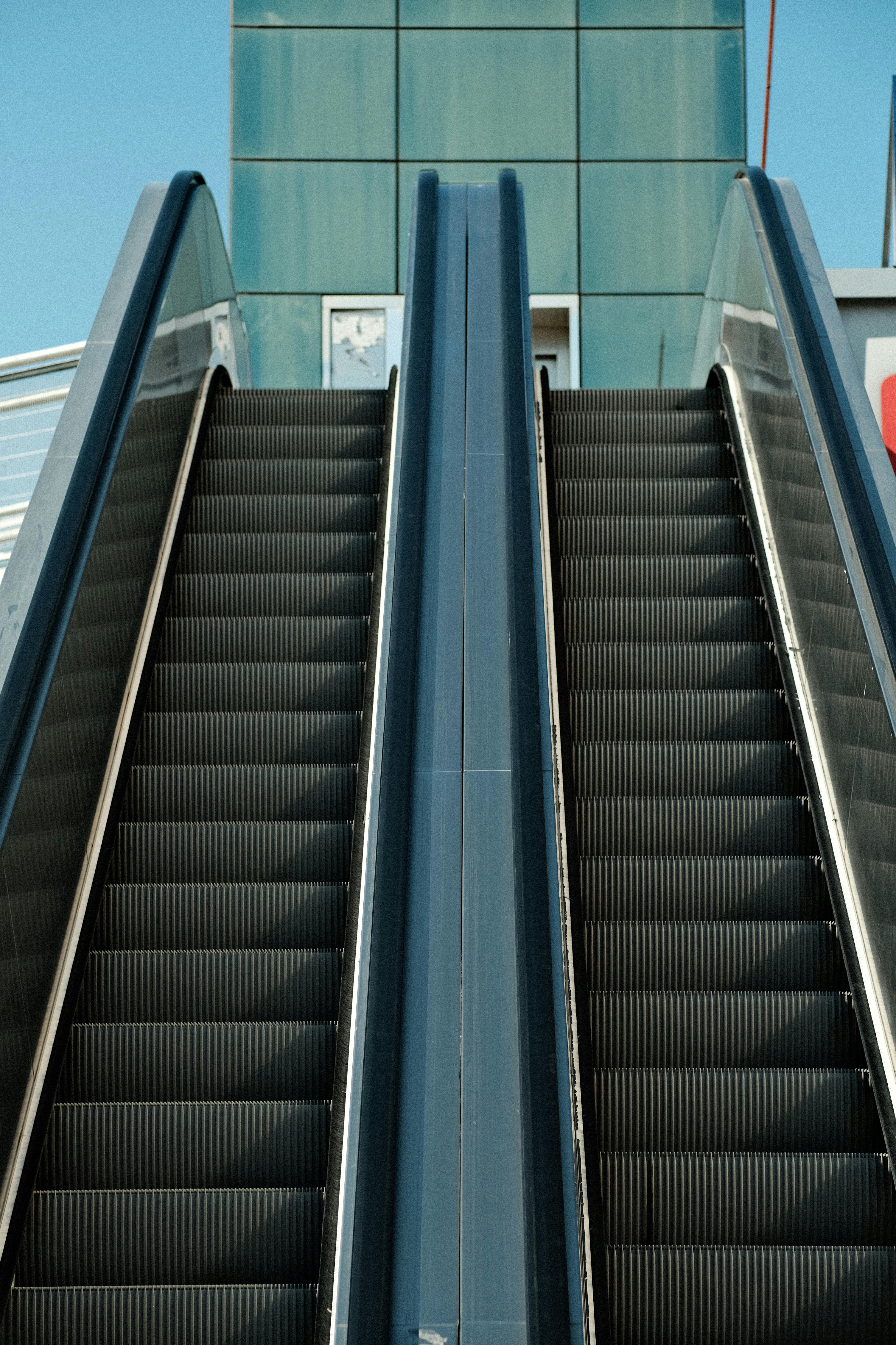White Wall near Escalators · Free Stock Photo