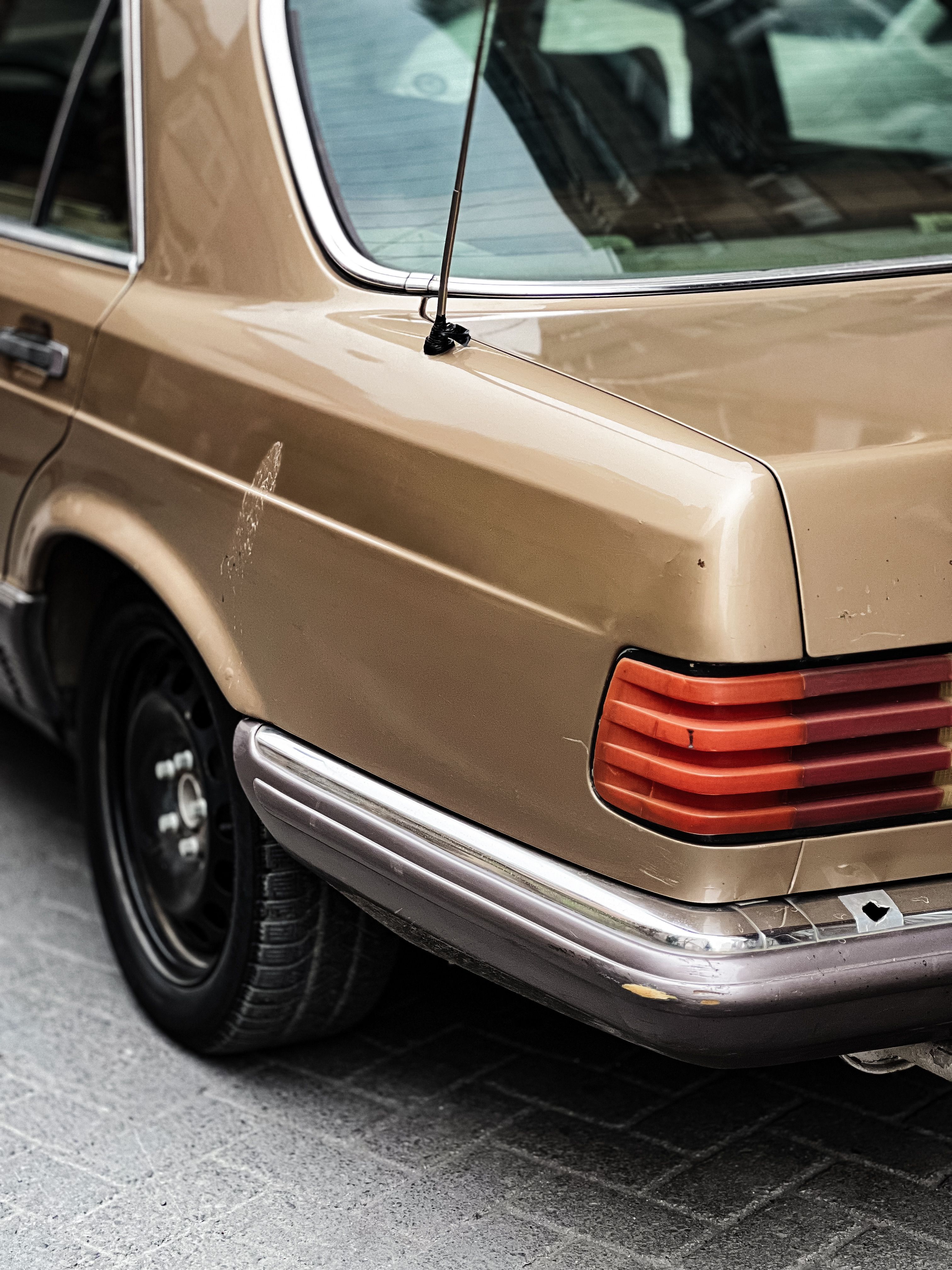 Retro Mercedes Benz W126 · Free Stock Photo