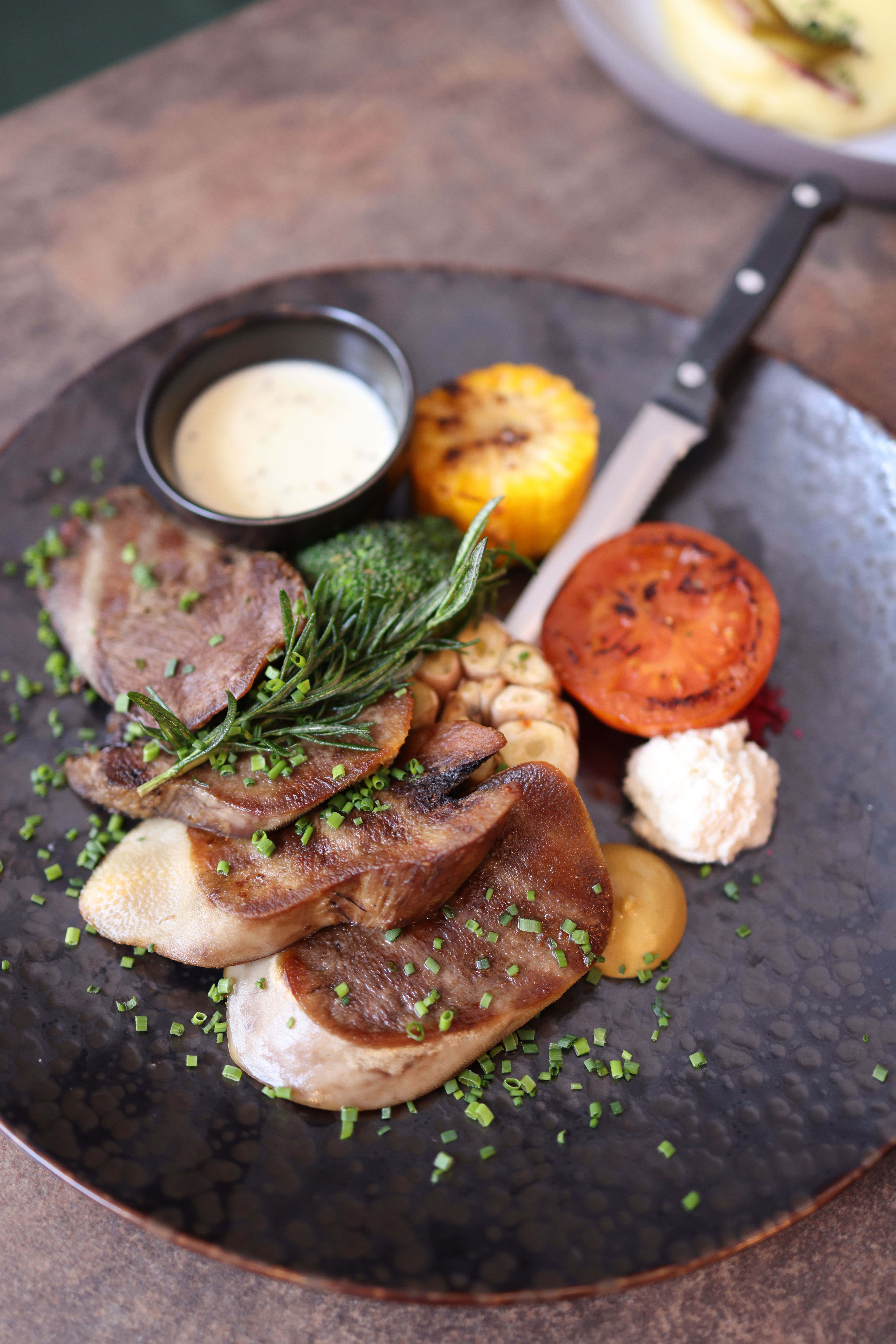 Close-up of a Gourmet Dish with Meat and Vegetables · Free Stock Photo