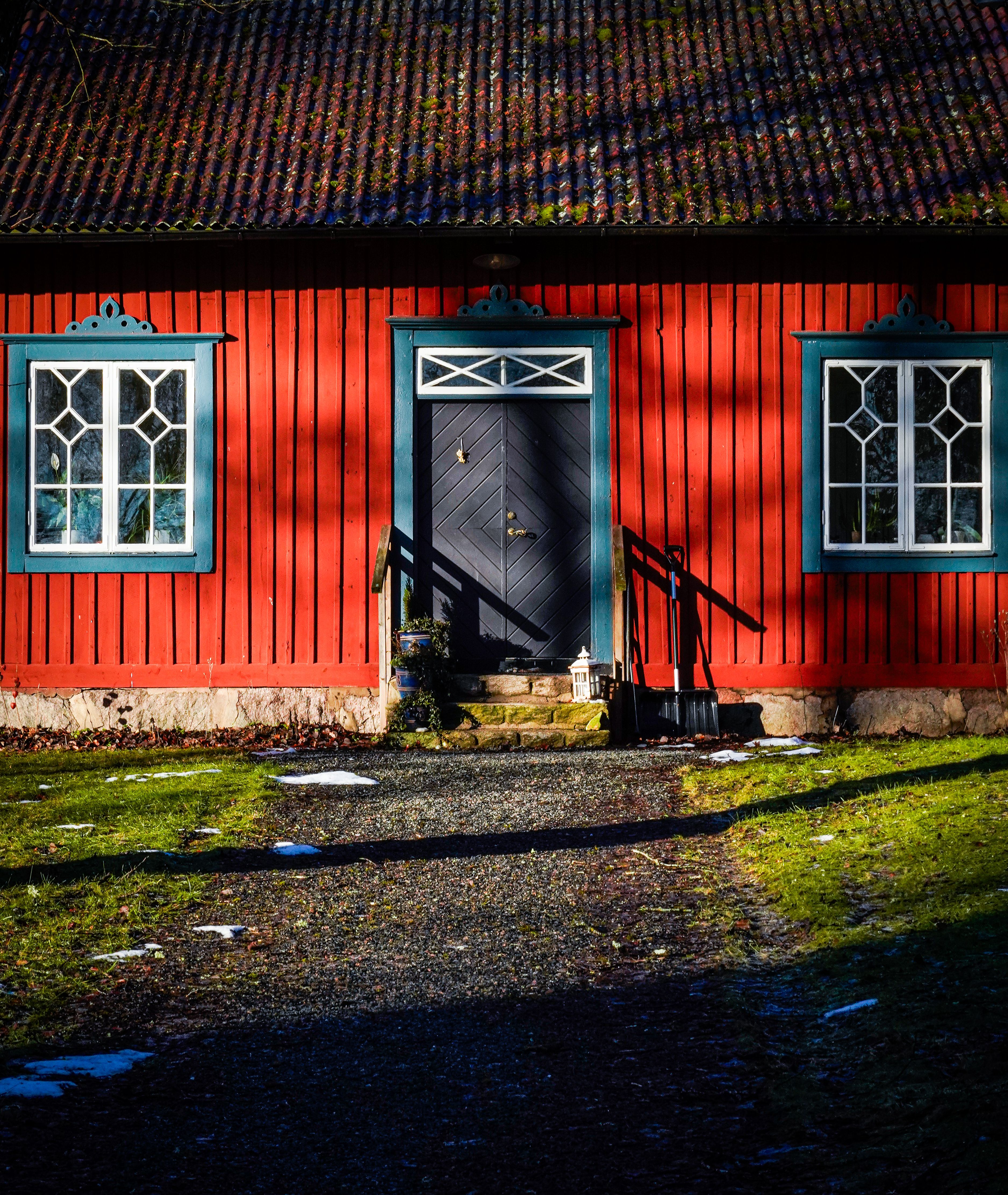 Red House in Village · Free Stock Photo