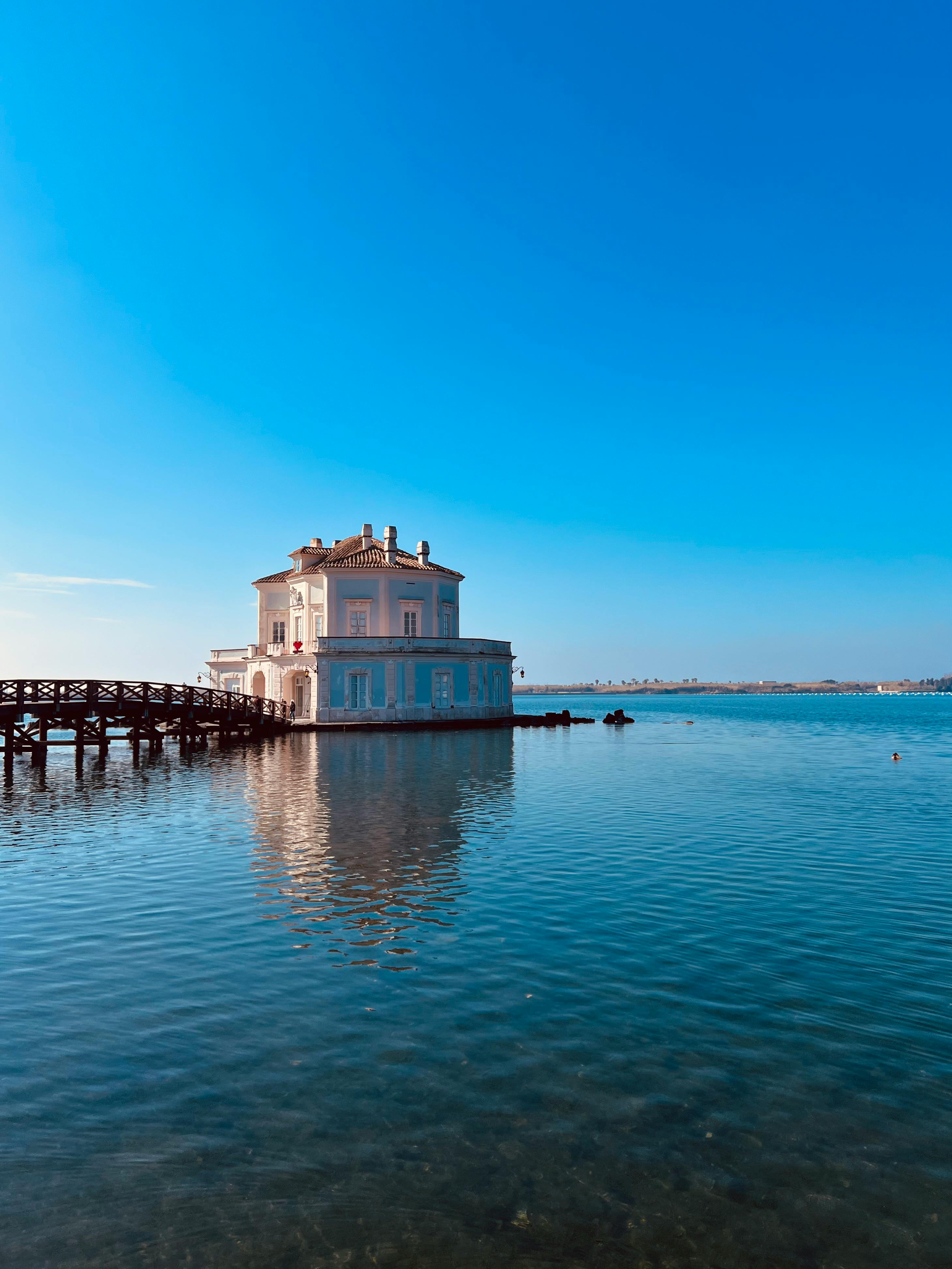 Building by the Pier in Neapol · Free Stock Photo
