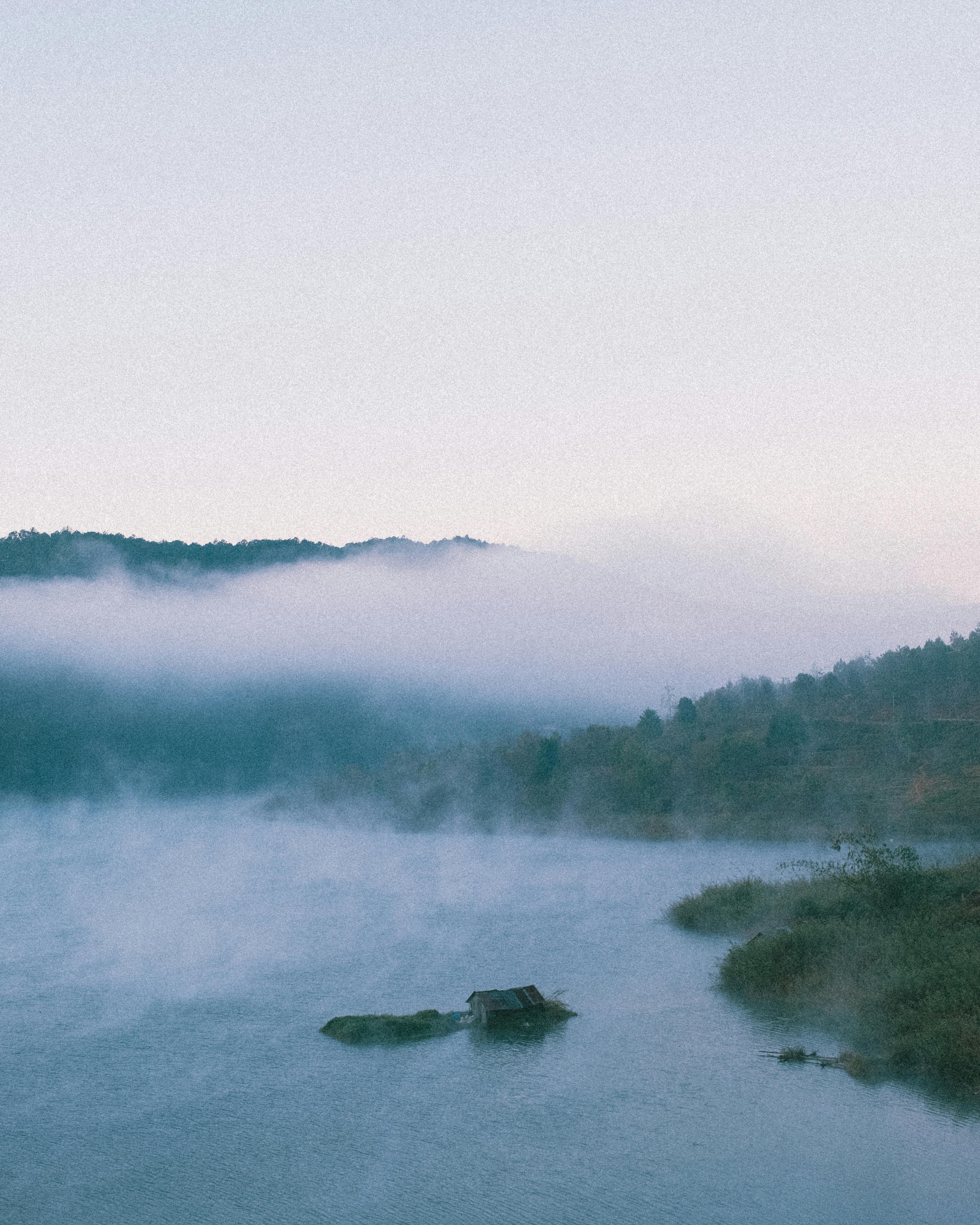 Lake and Fog · Free Stock Photo