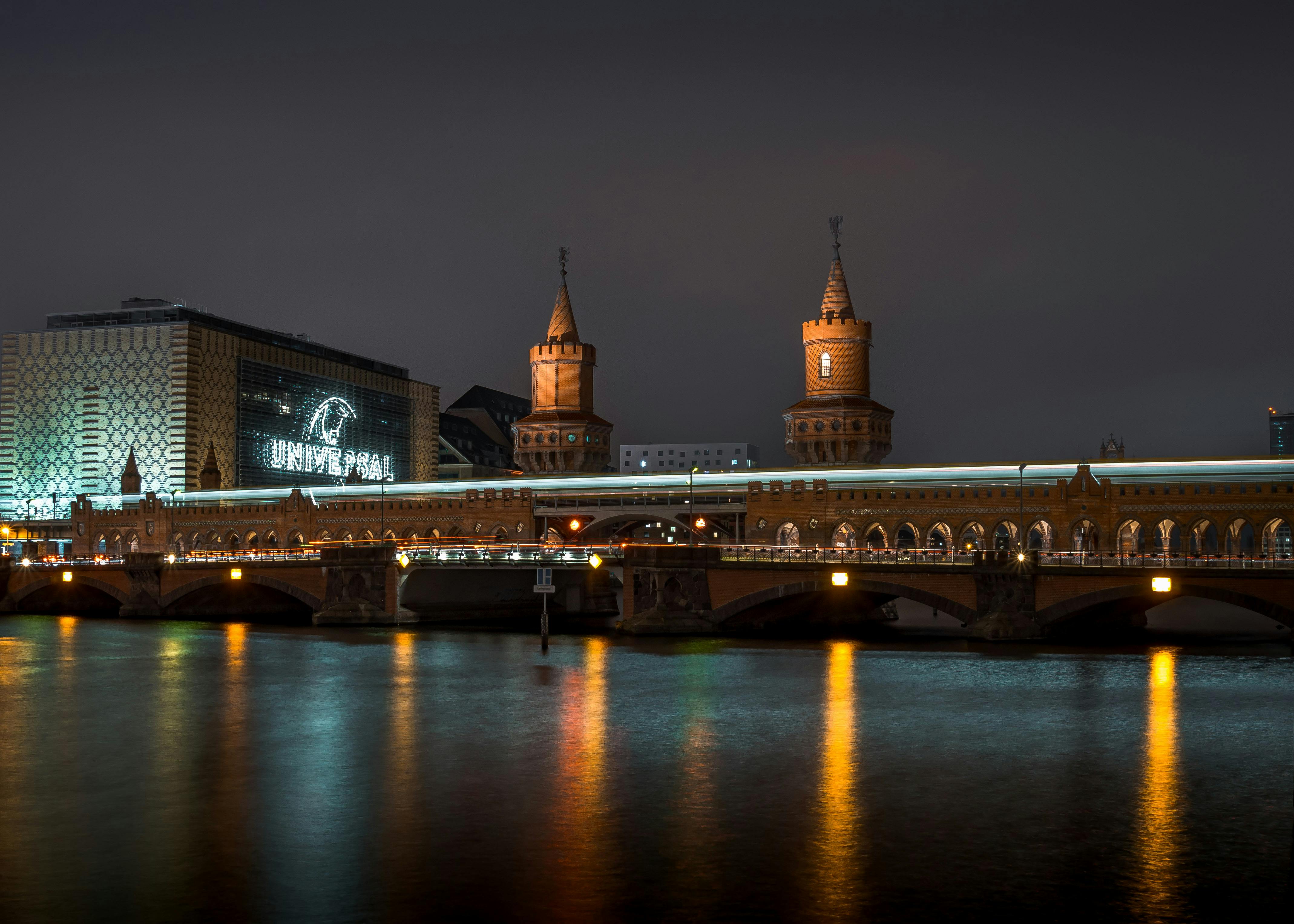 Oberbaum Bridge at night · Free Stock Photo