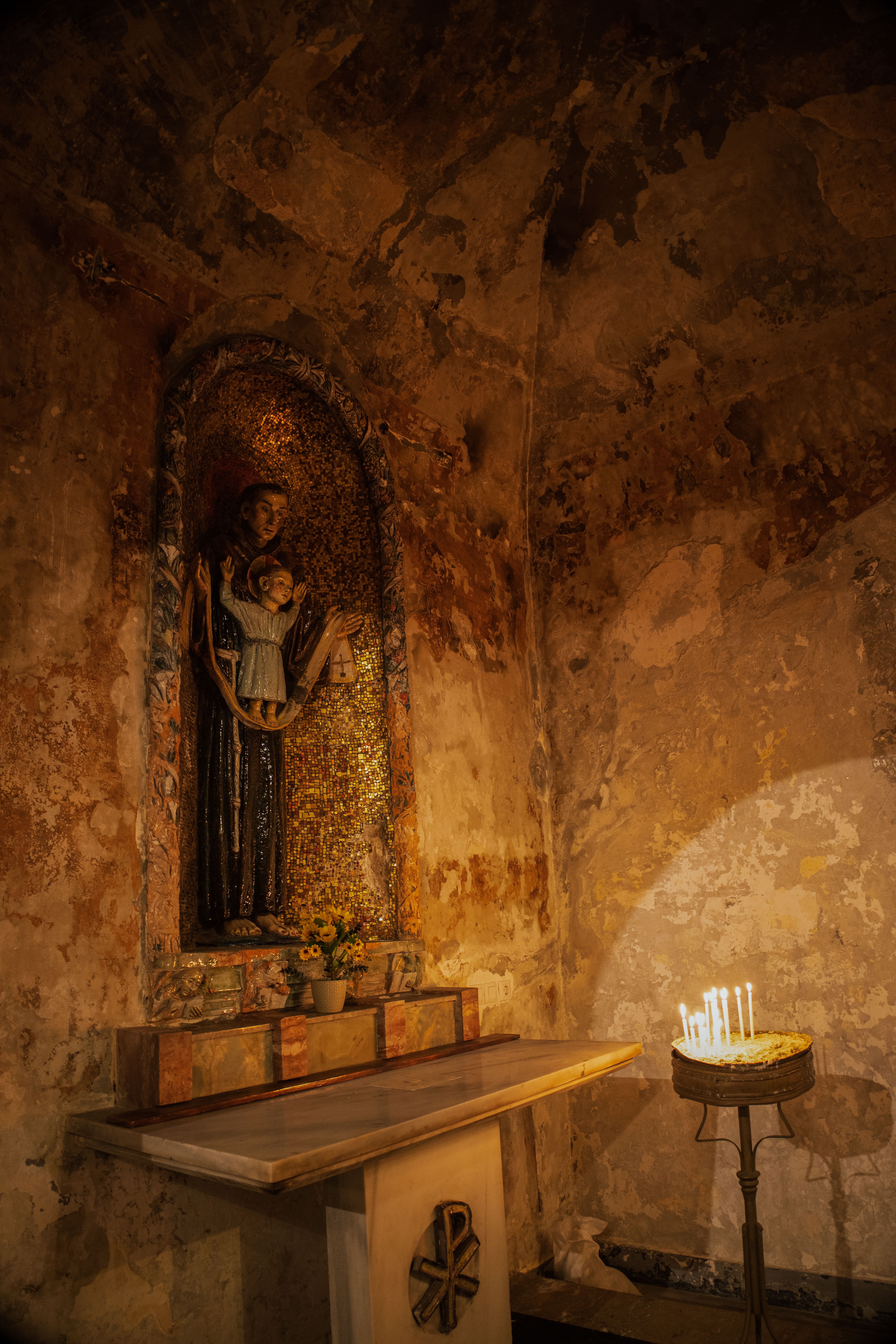 Statue of Saint with Baby Jesus Christ in Vintage Chapel · Free Stock Photo