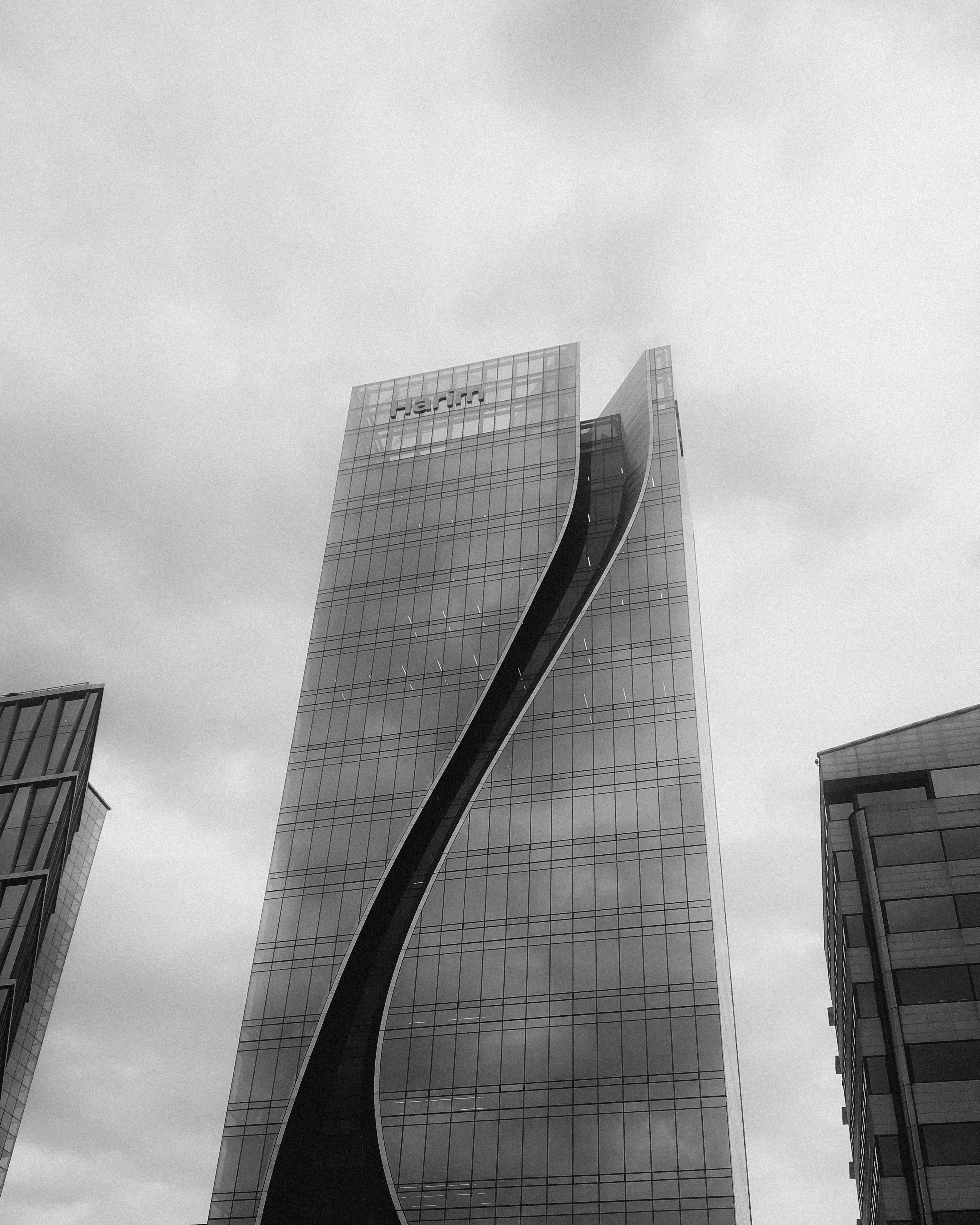 Edificio De Oficinas Moderno En Corea Del Sur En Blanco Y Negro · Foto de stock gratuita