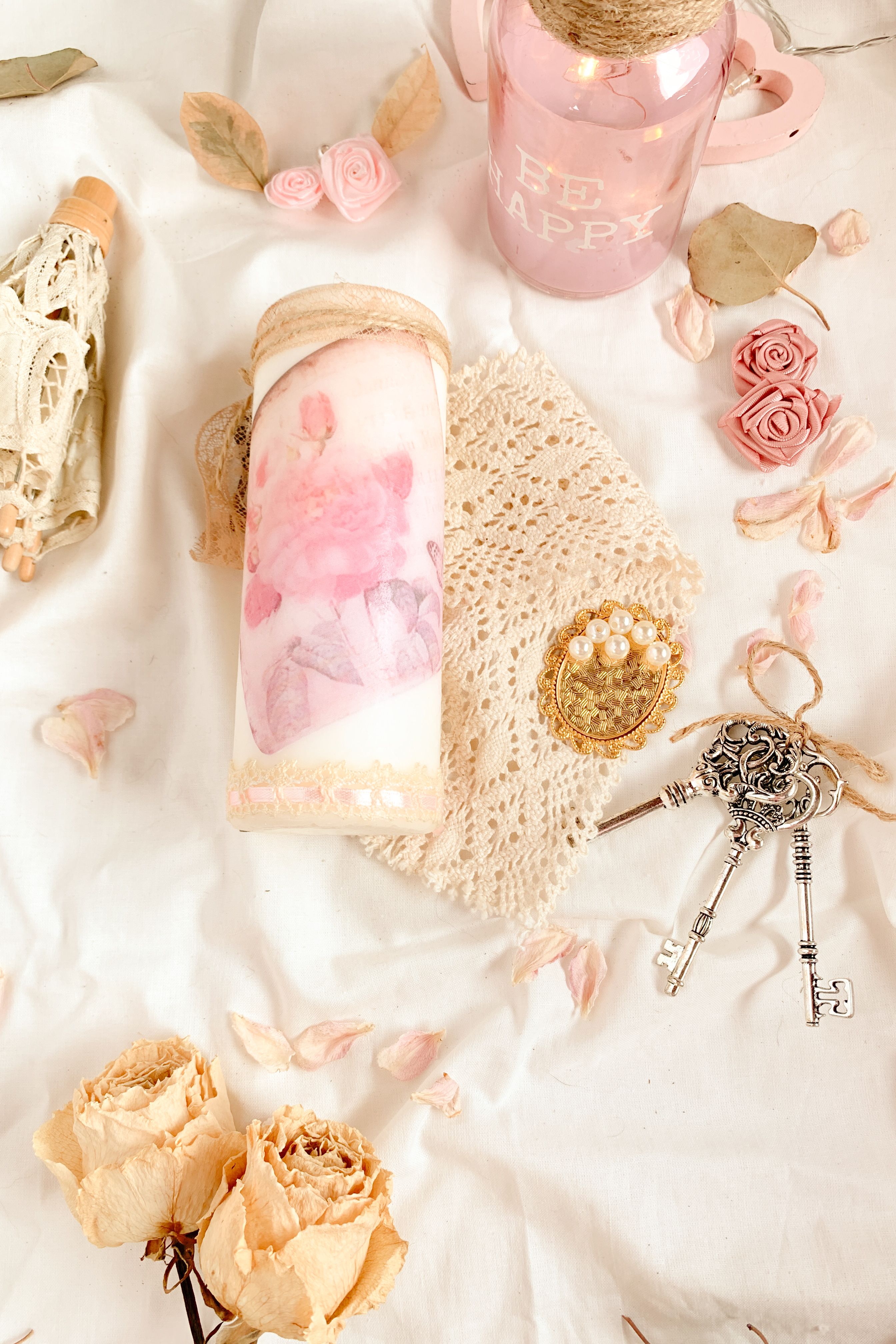 Design Candle with Roses and Keys · Free Stock Photo