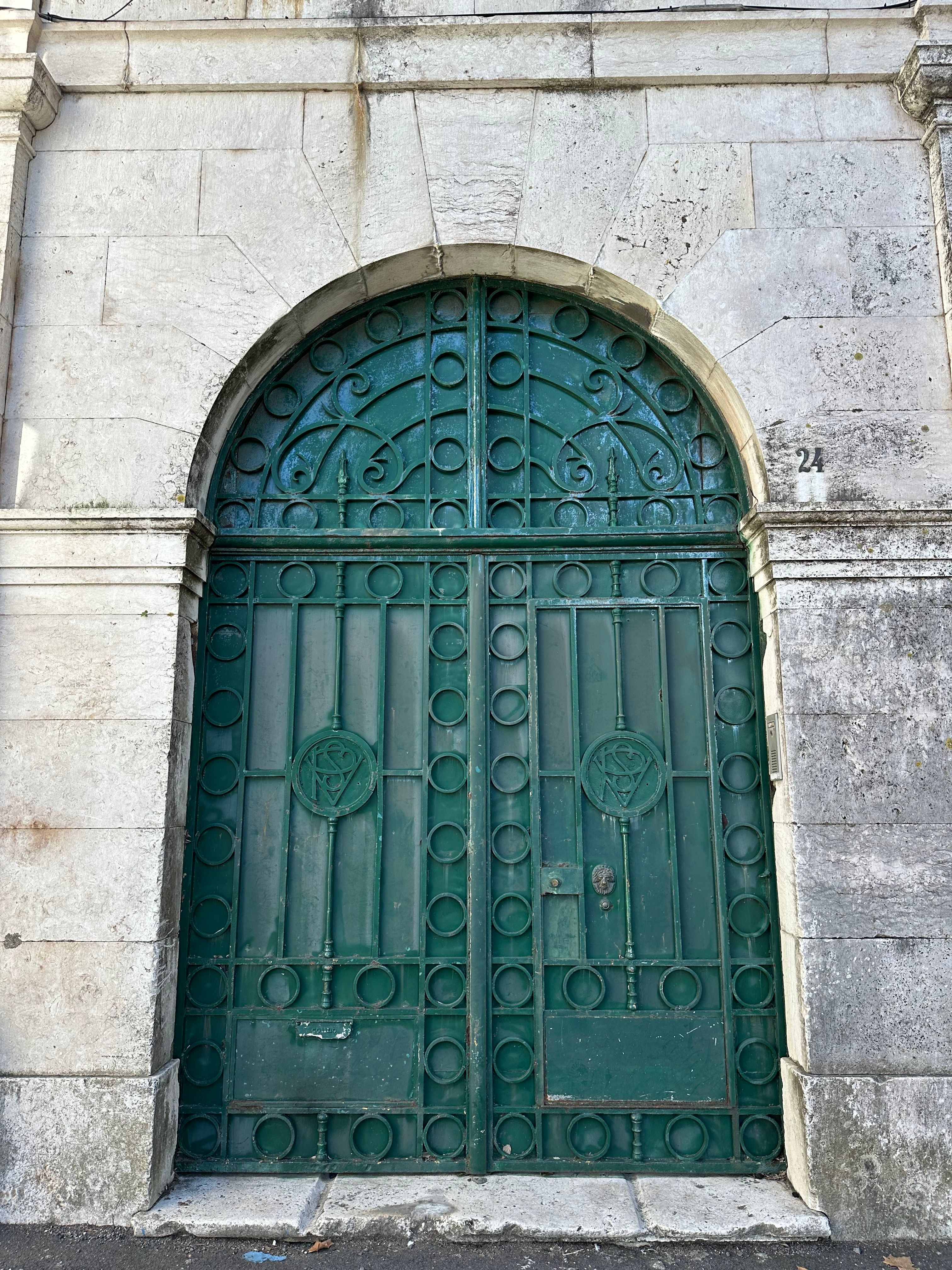 Green Gate in a Building · Free Stock Photo