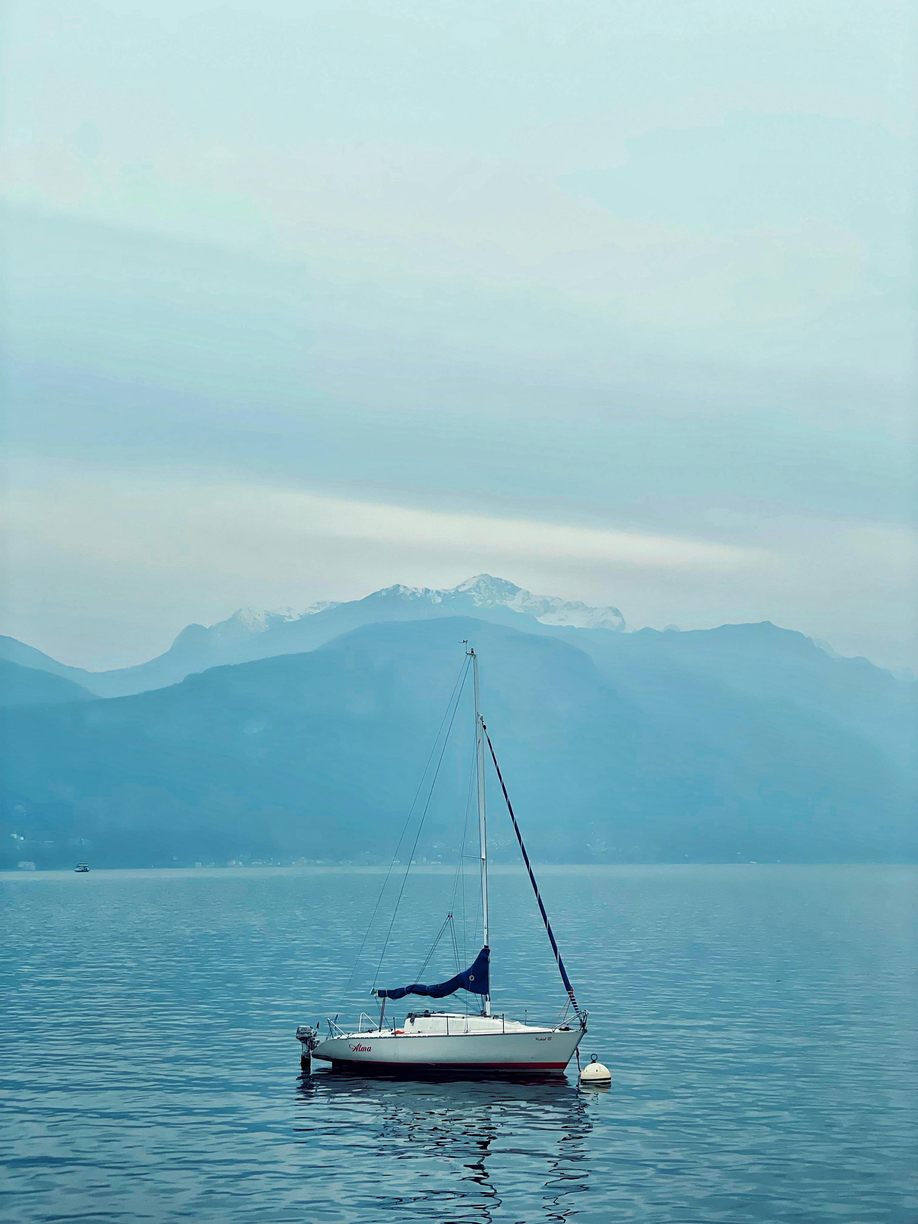 Sailboat in Bay · Free Stock Photo