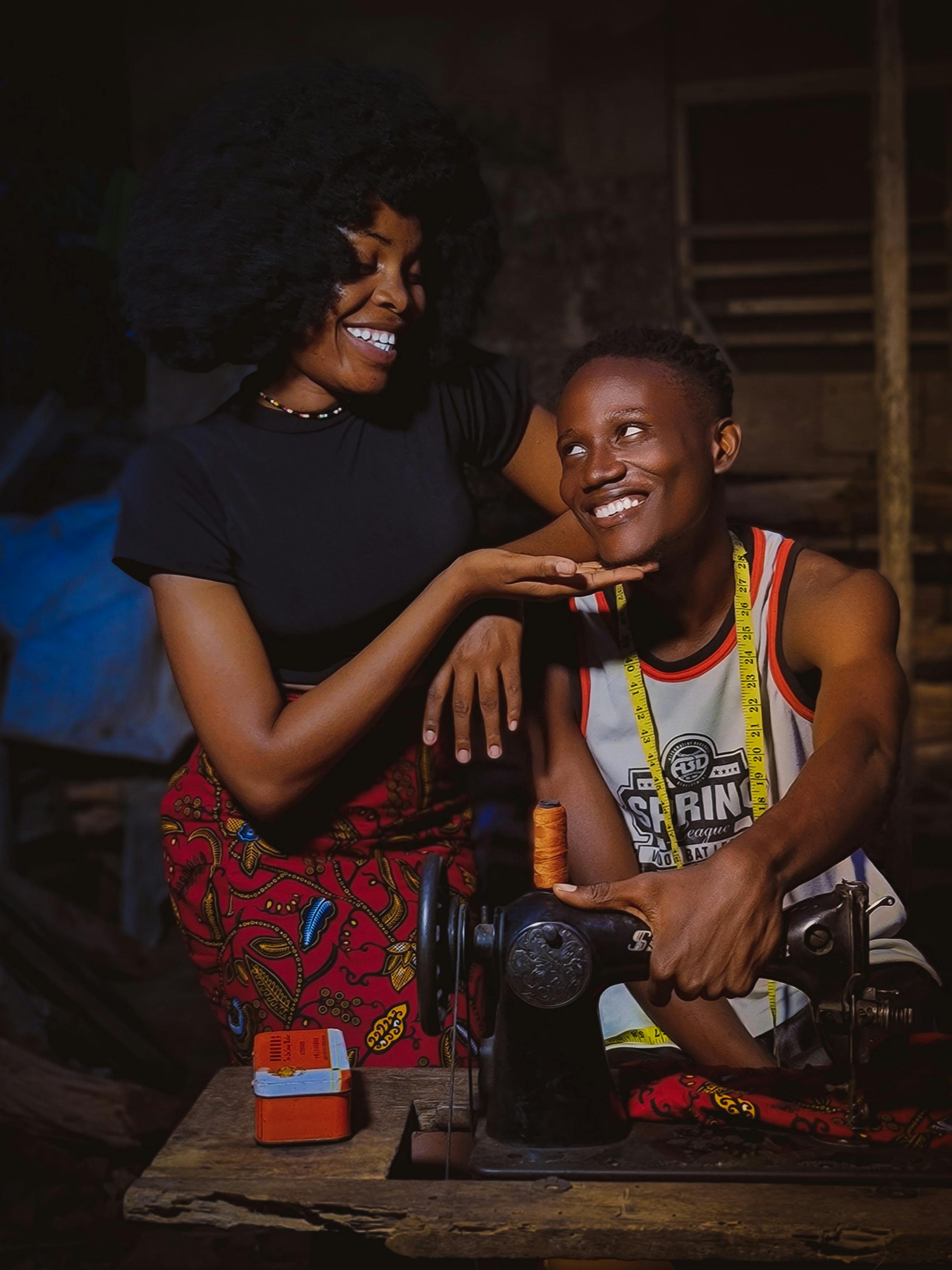 Hombre Usando Una Máquina De Coser Antigua Y Su Novia Tocándole La Cara ...
