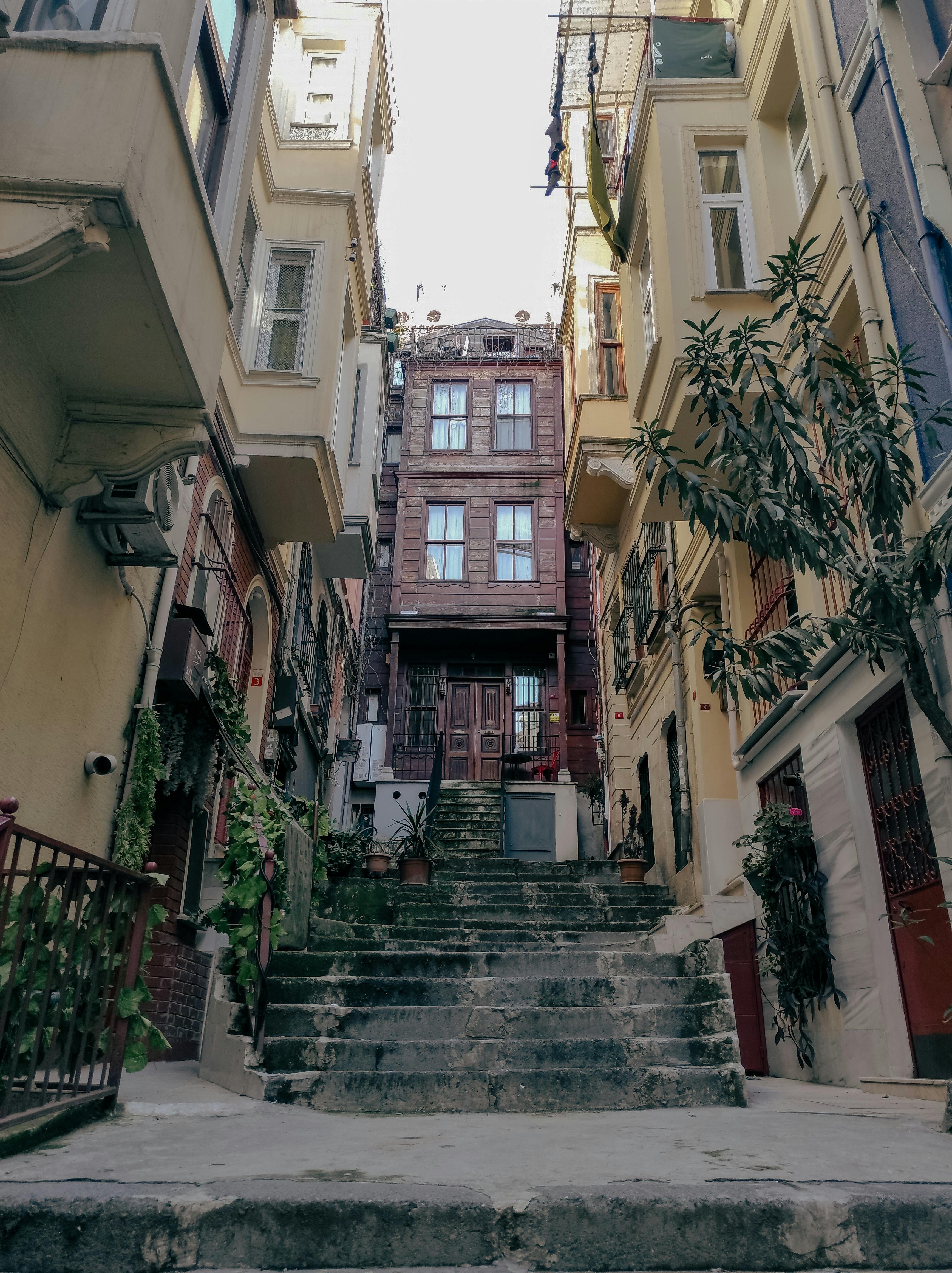 Steps in a Residential Alley · Free Stock Photo