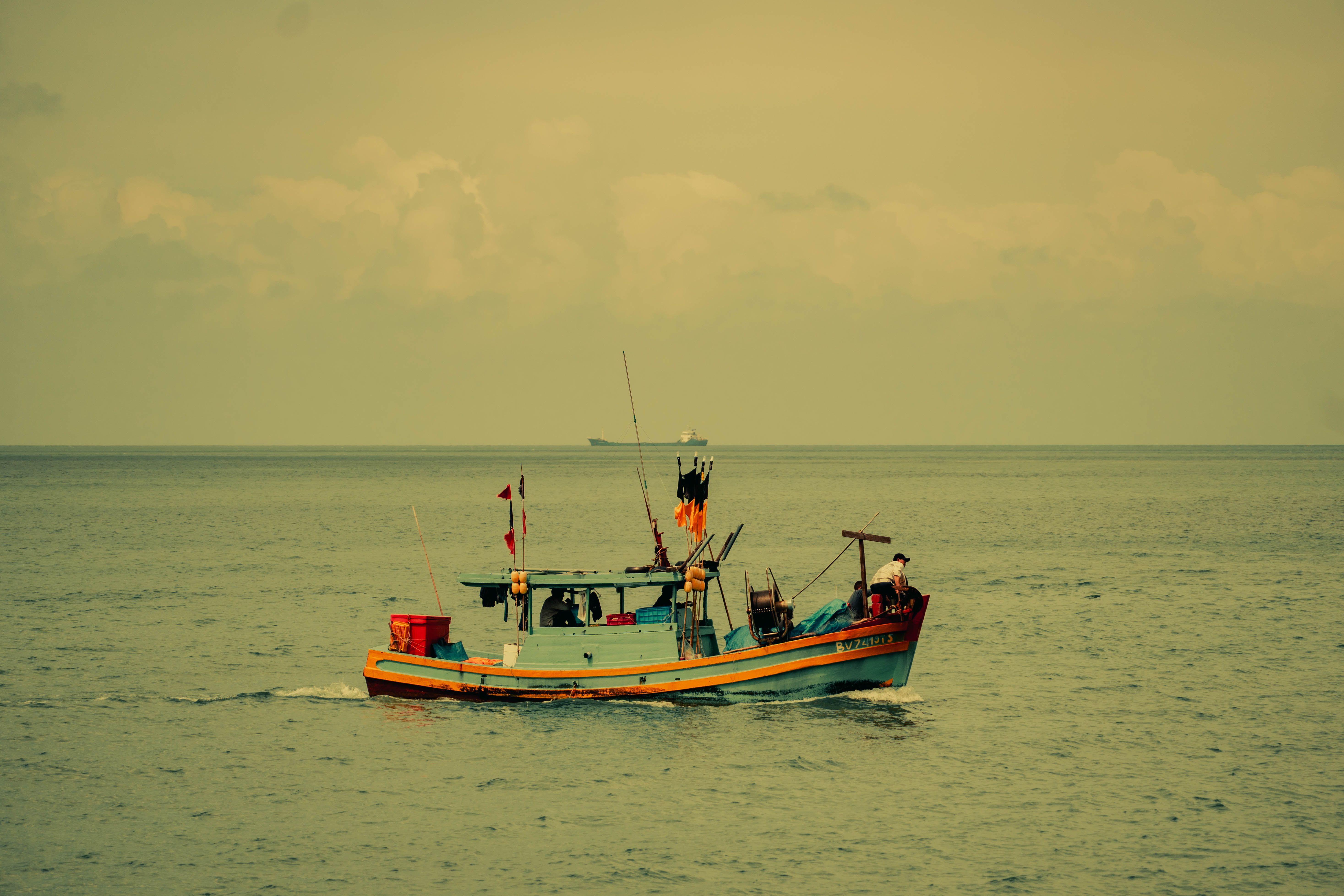 Foto de stock gratuita sobre barca, cañas de pescar, hombre, horizonte ...
