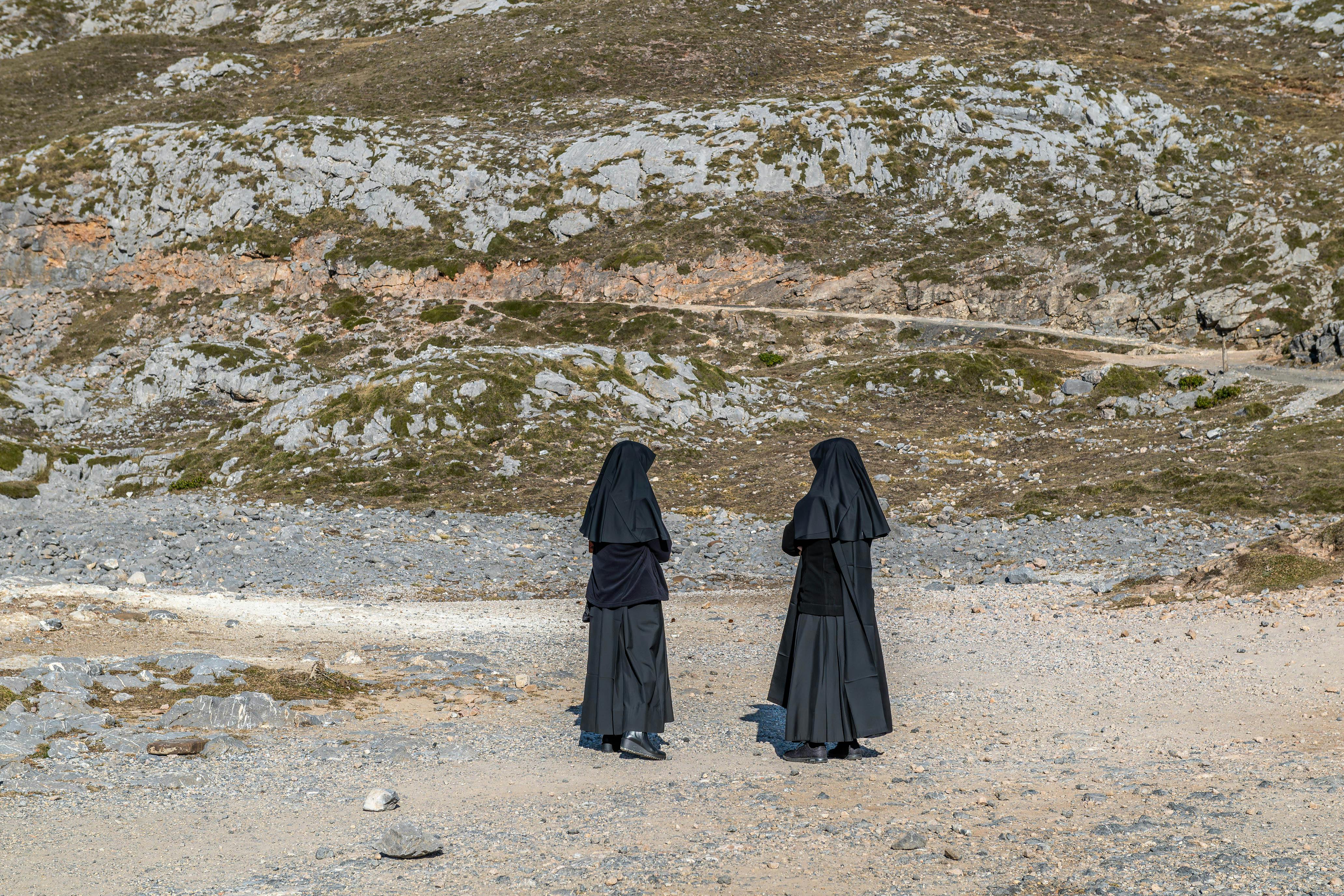 Foto de stock gratuita sobre arena, black, catholic, de pie, grava ...