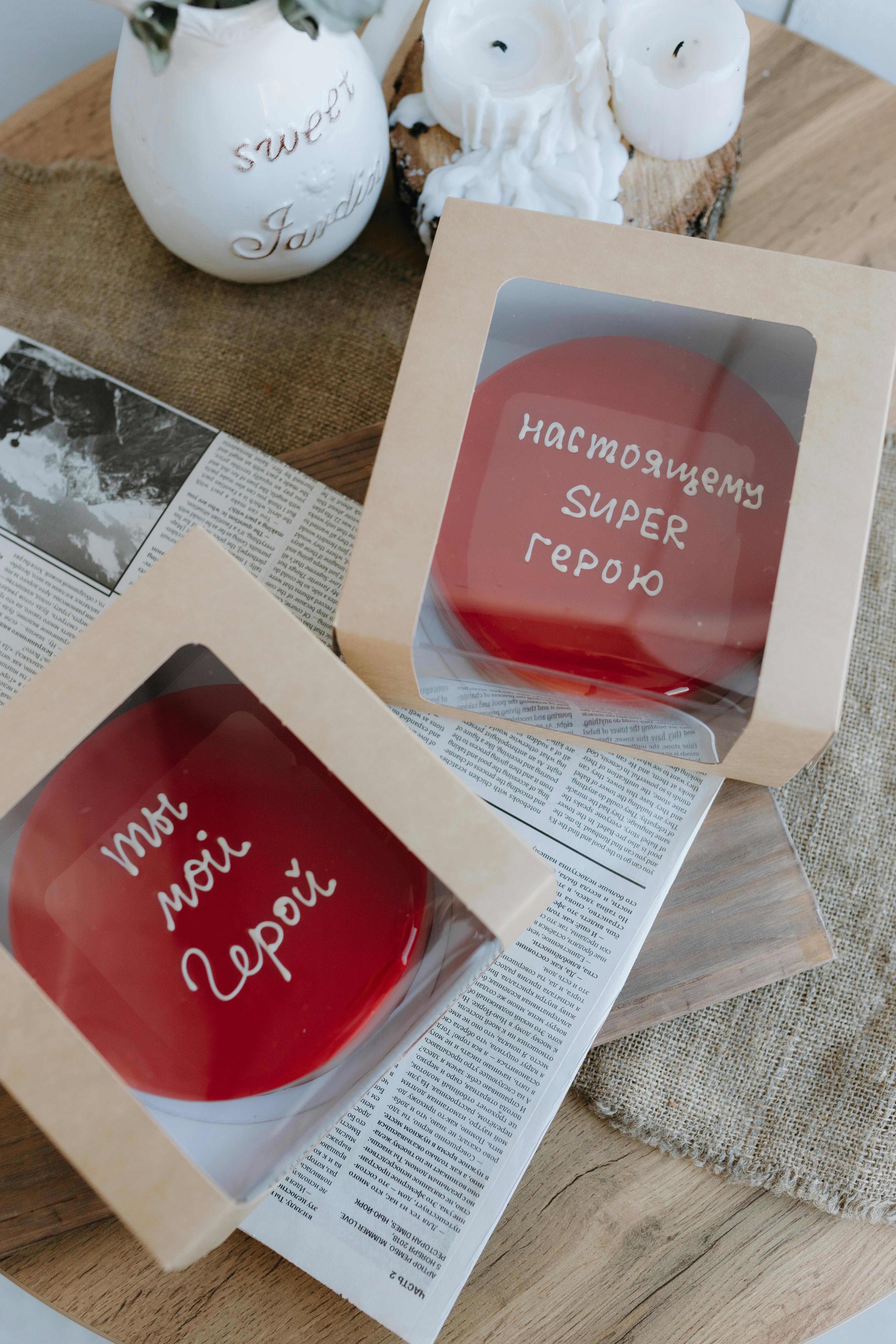 A red cake box with a note on it · Free Stock Photo