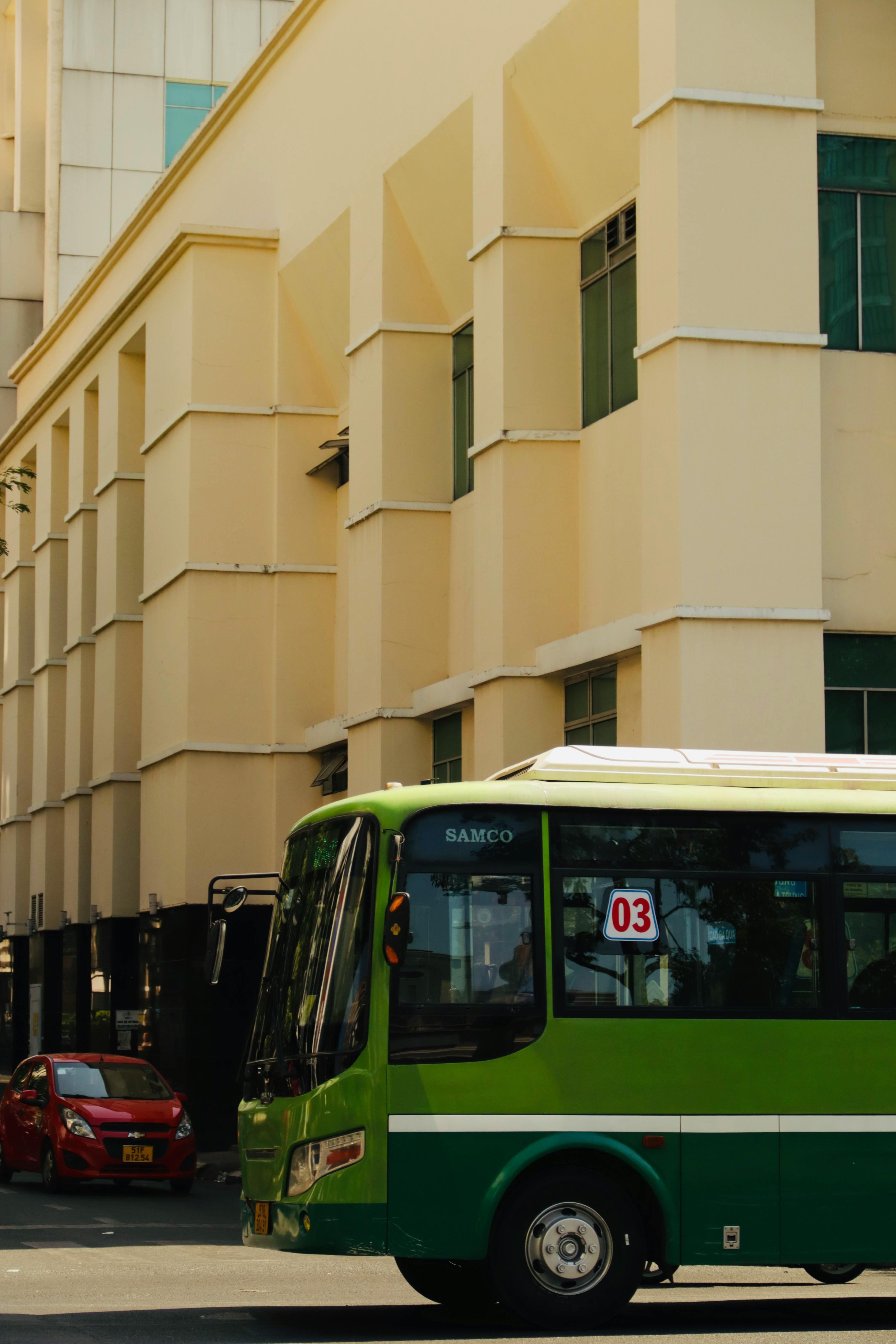 Green City Bus on Street · Free Stock Photo
