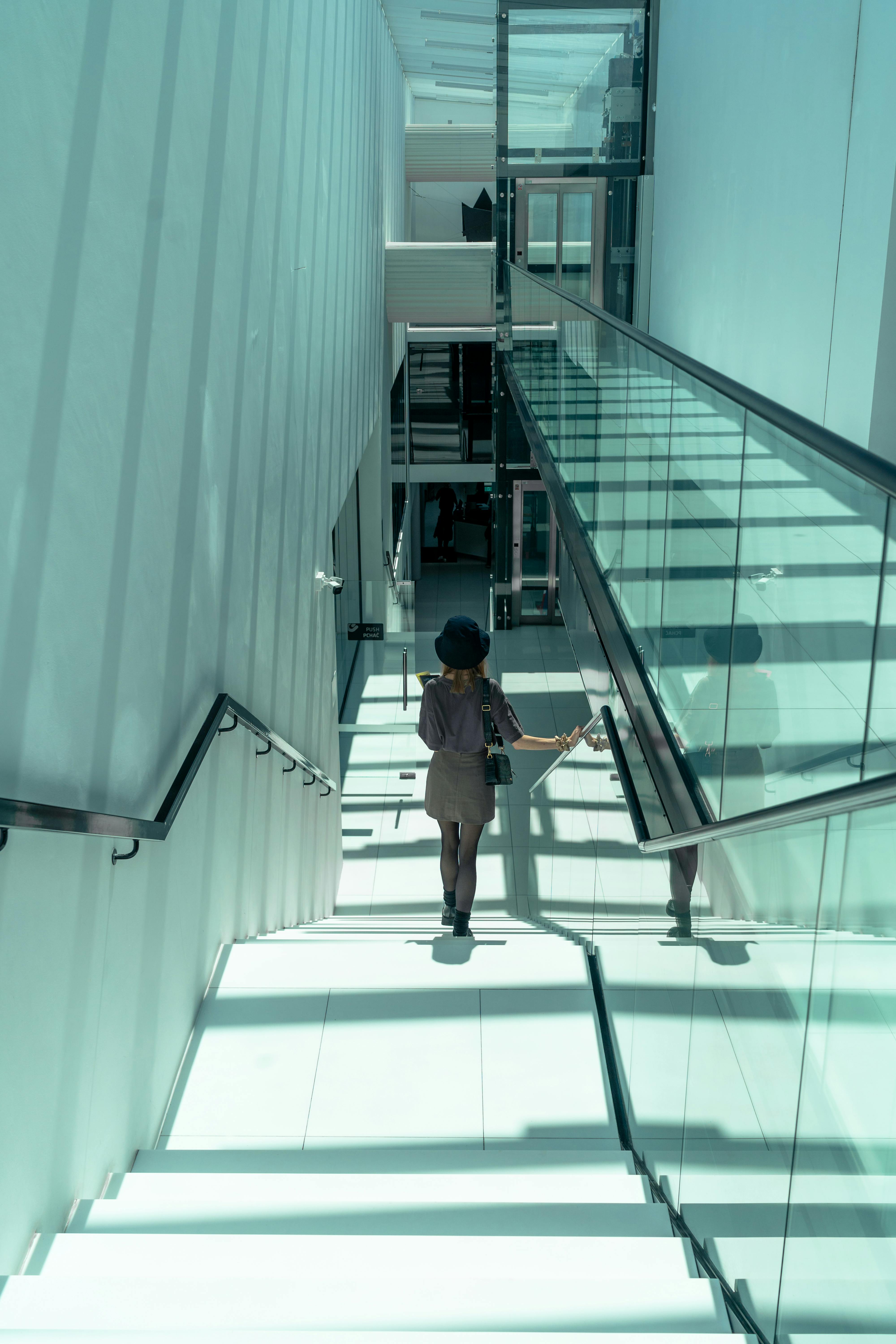 Women Walk In Office Inside Photos, Download The BEST Free Women Walk ...