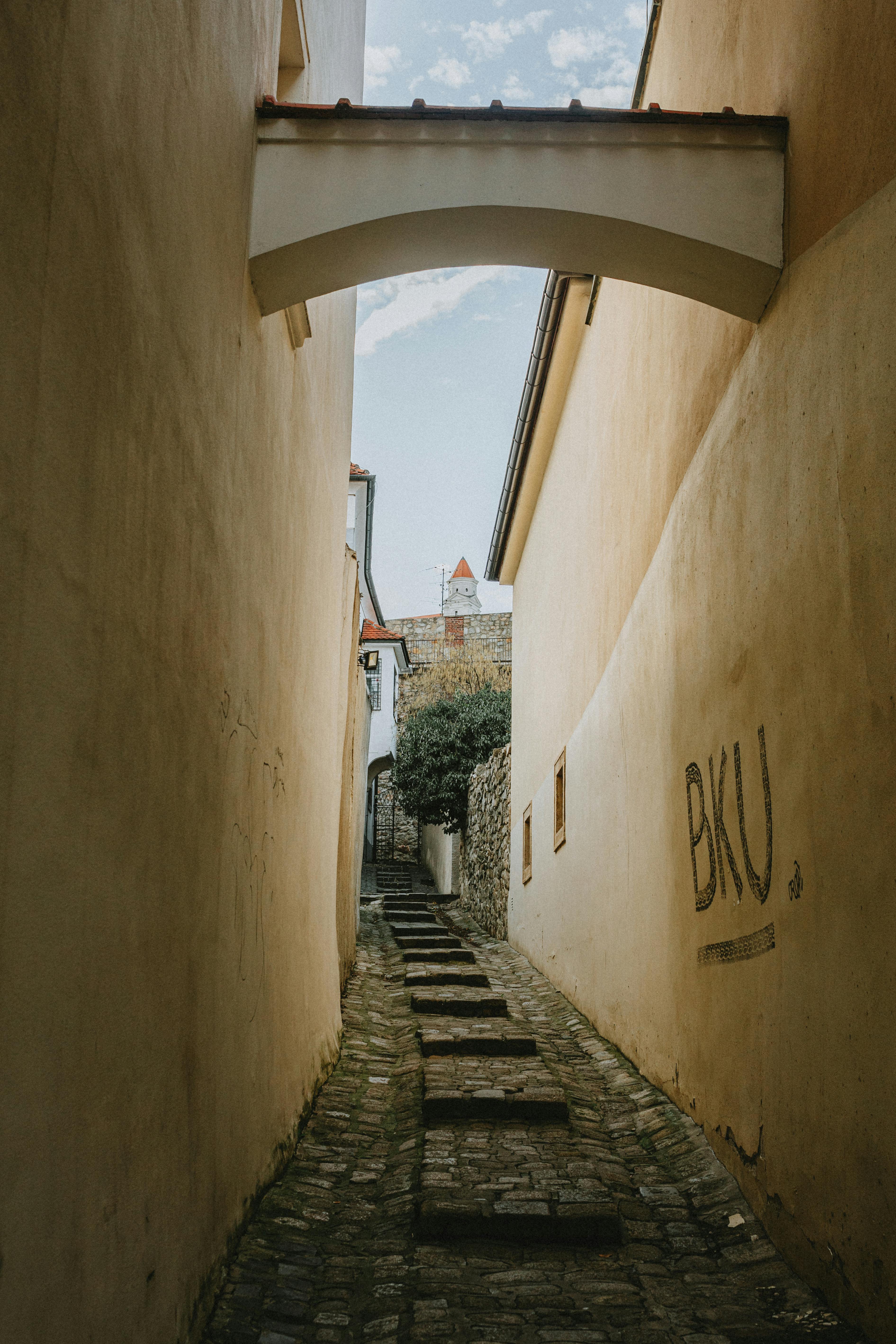 Paving Alley between Walls in Old Town · Free Stock Photo