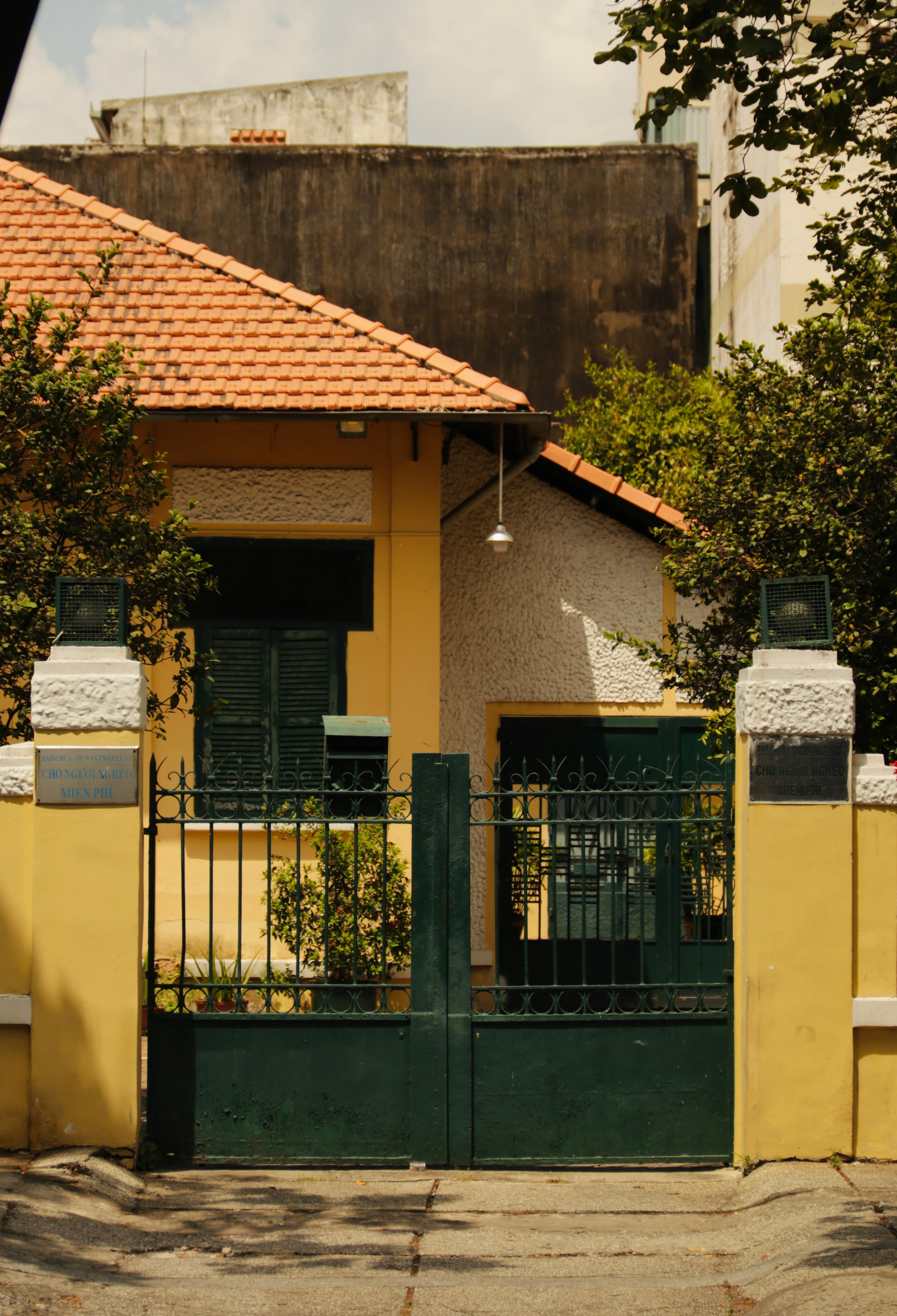House with Gate · Free Stock Photo