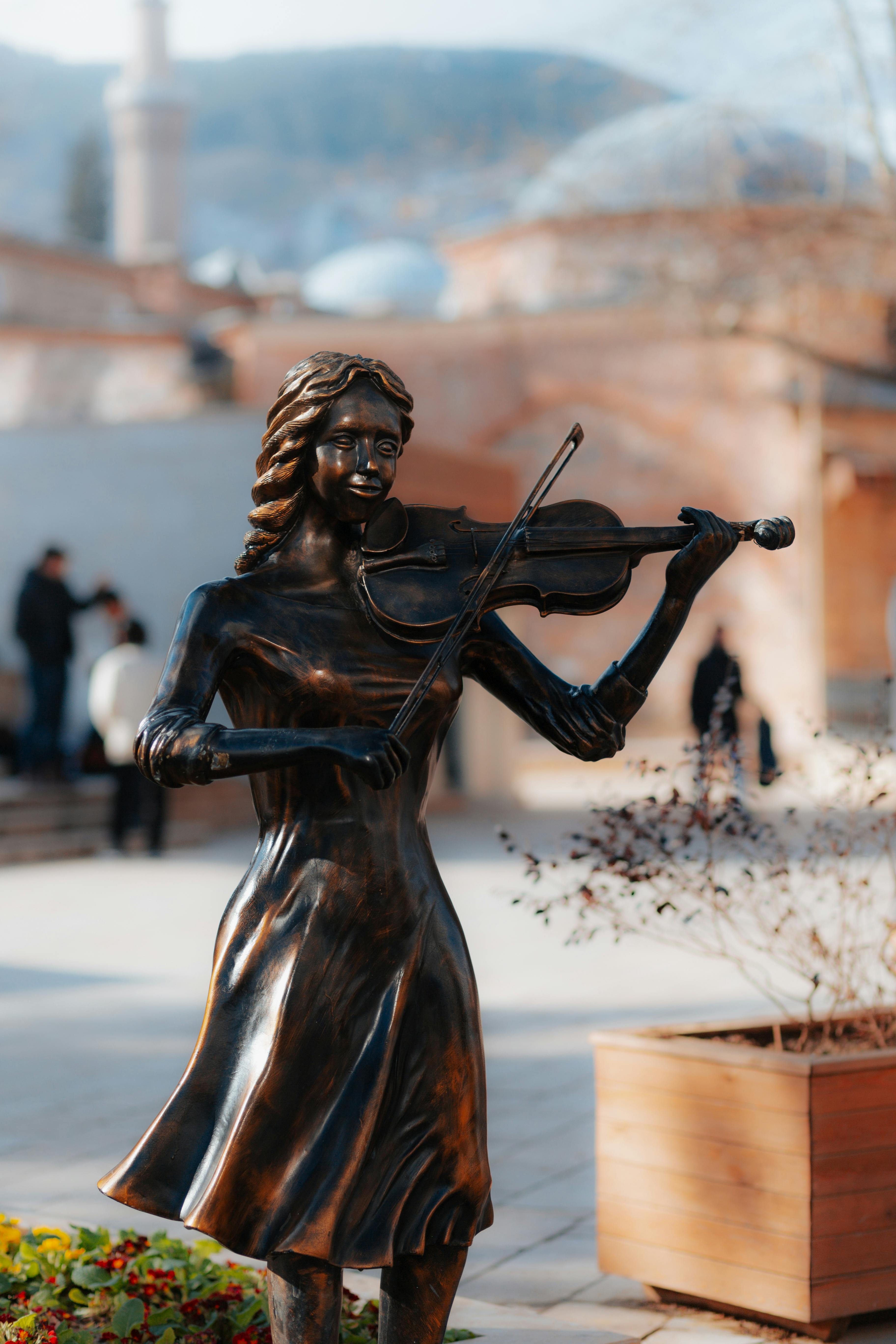 Statue of Violinist · Free Stock Photo