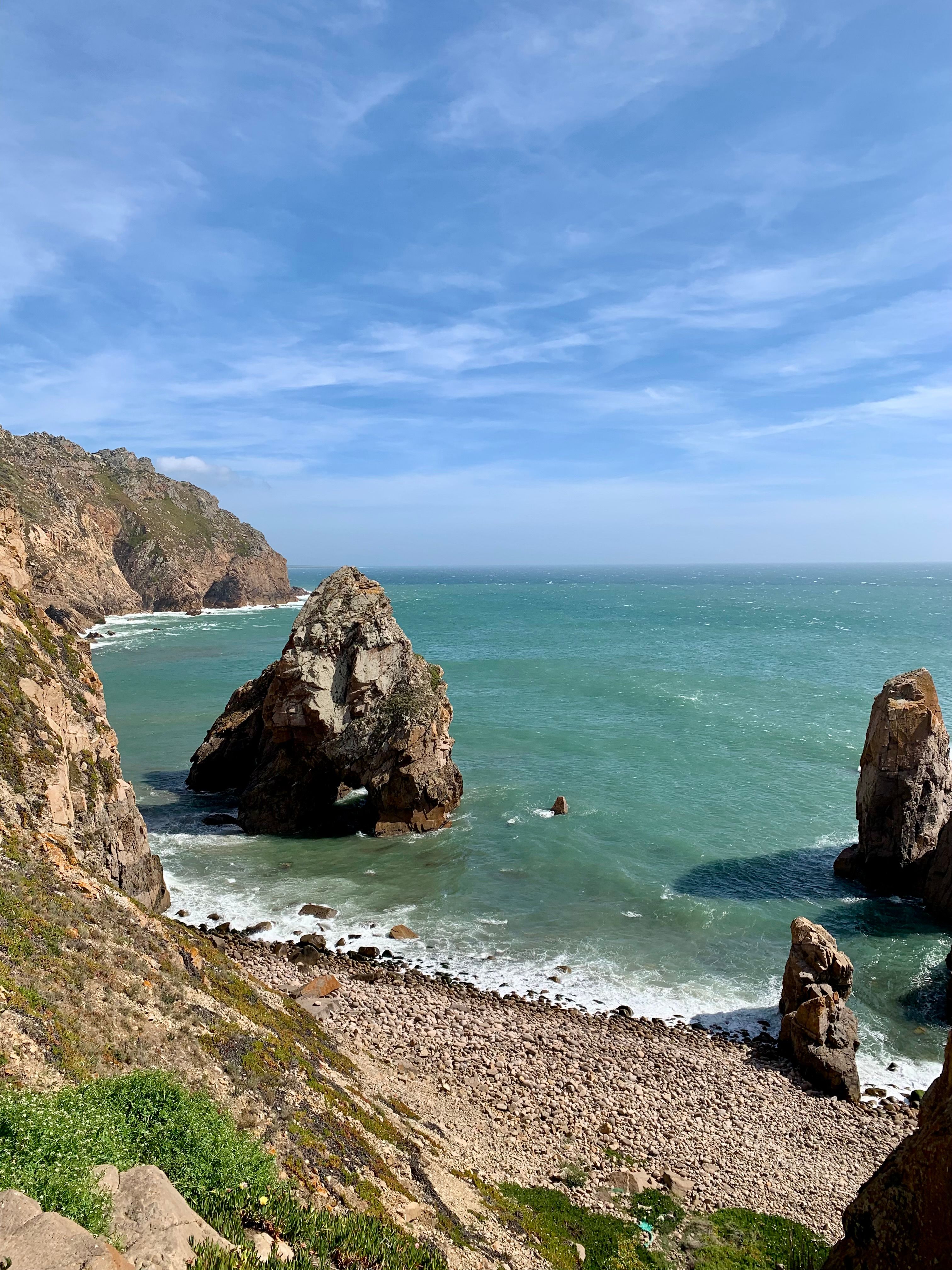 The view from the top of a cliff overlooking the ocean · Free Stock Photo
