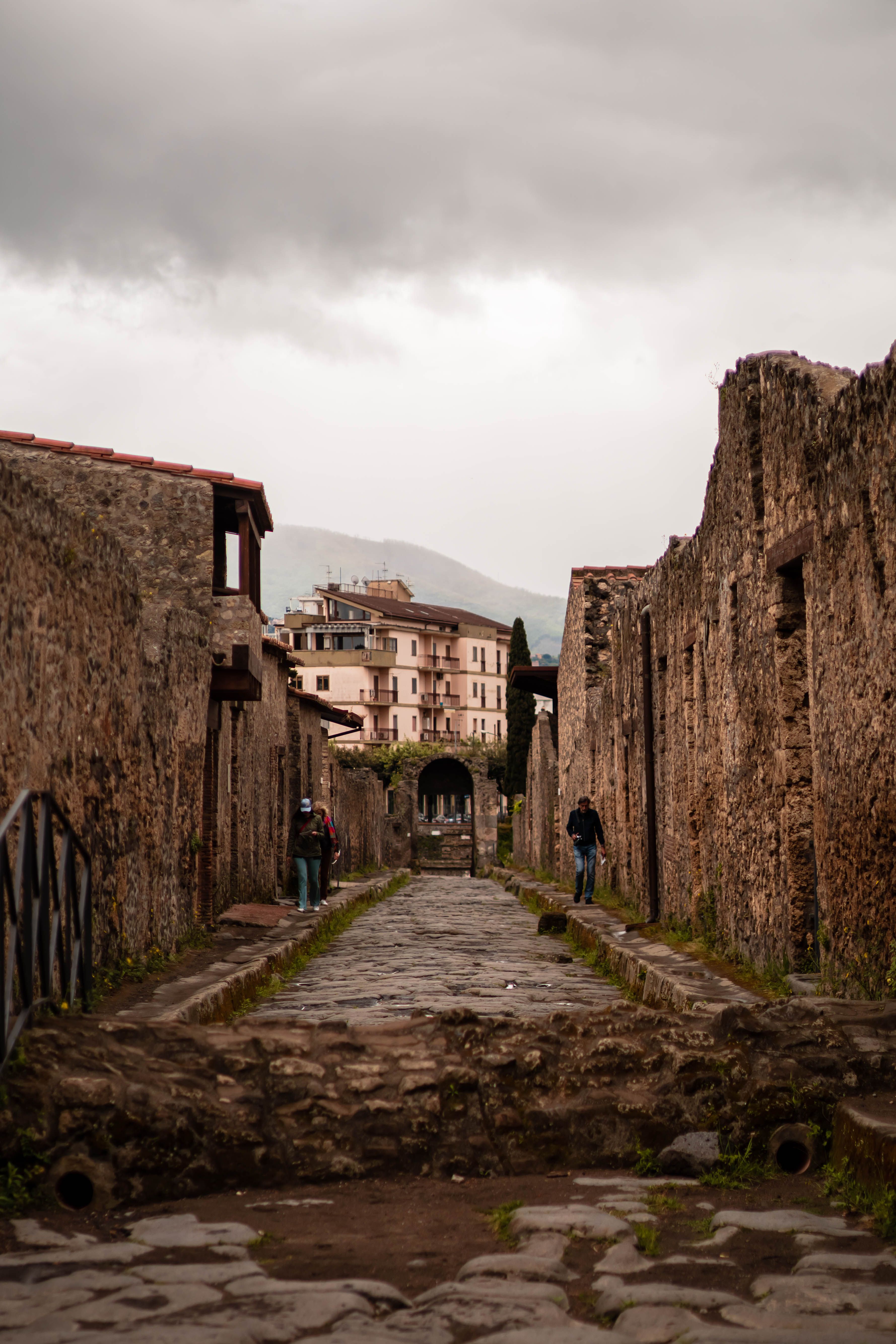 Cobblestone Road and Ruins in Town in Italy · Free Stock Photo