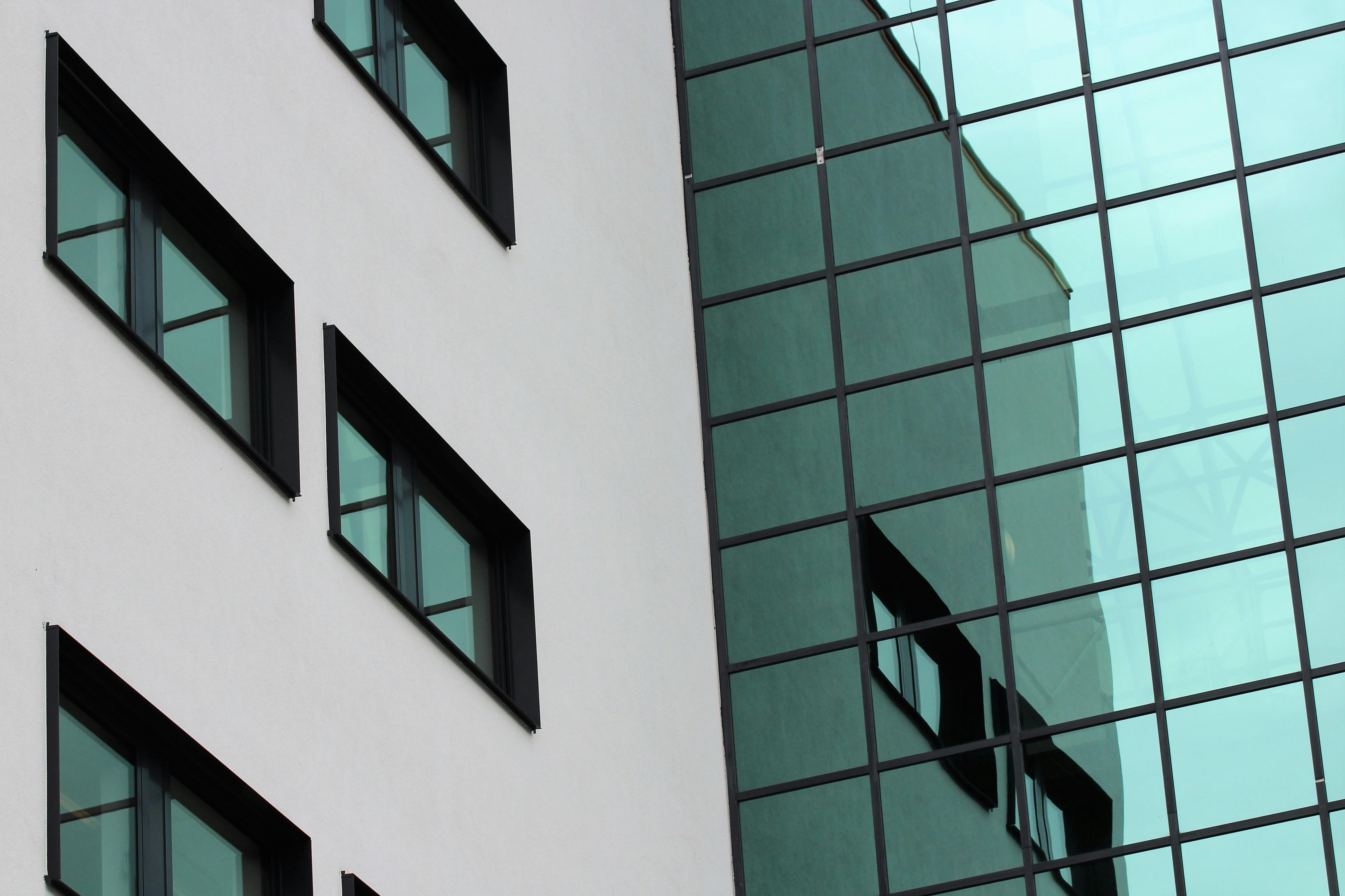 White Painted Building · Free Stock Photo