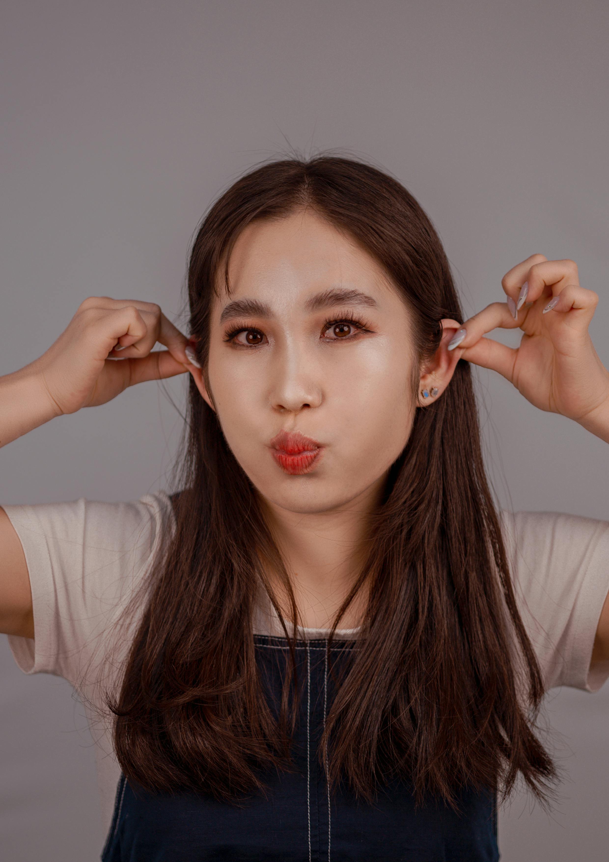 Ear Pulling Photos, Download The BEST Free Ear Pulling Stock Photos ...