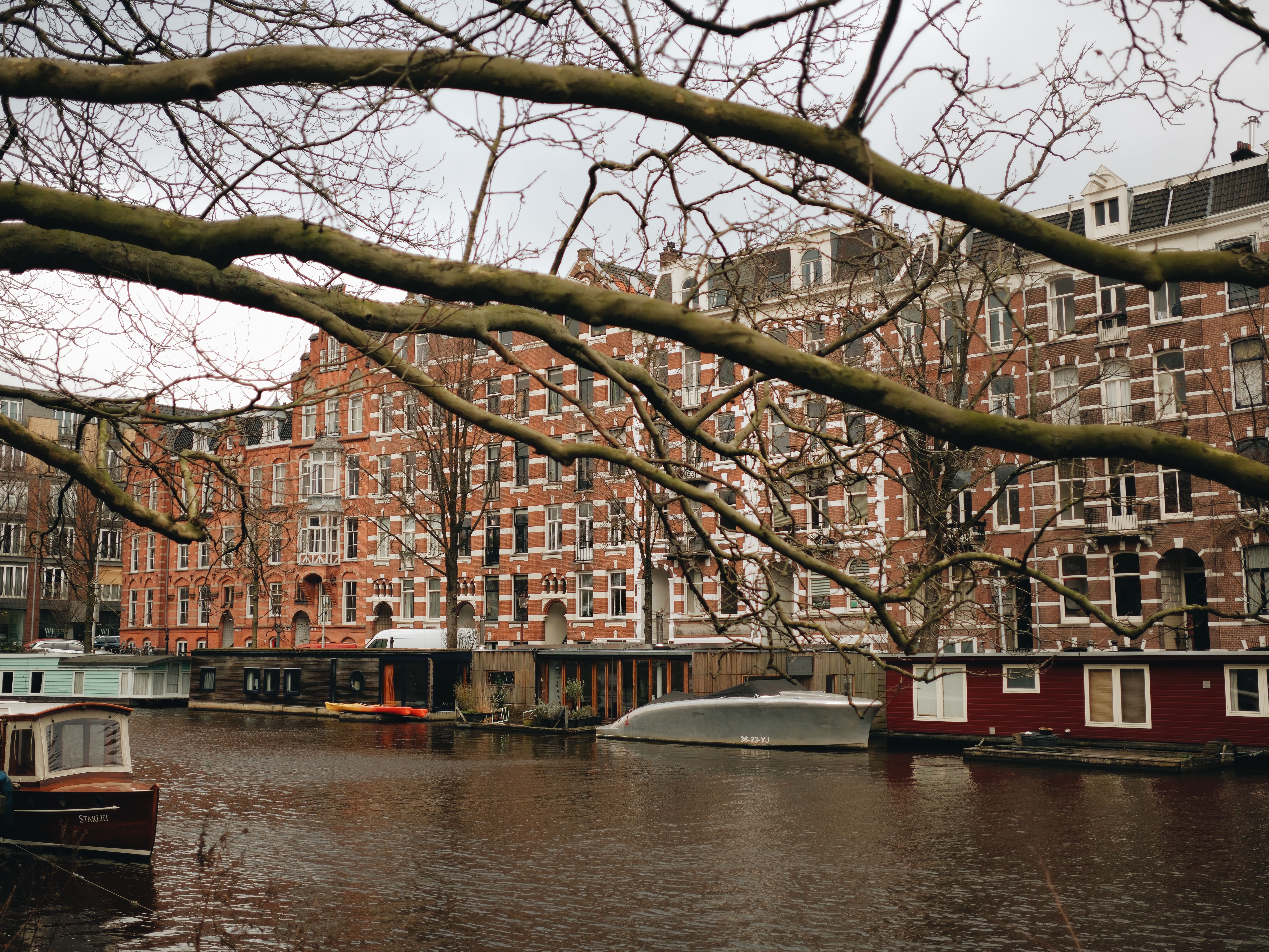 Tenement by the Canal in Amsterdam · Free Stock Photo