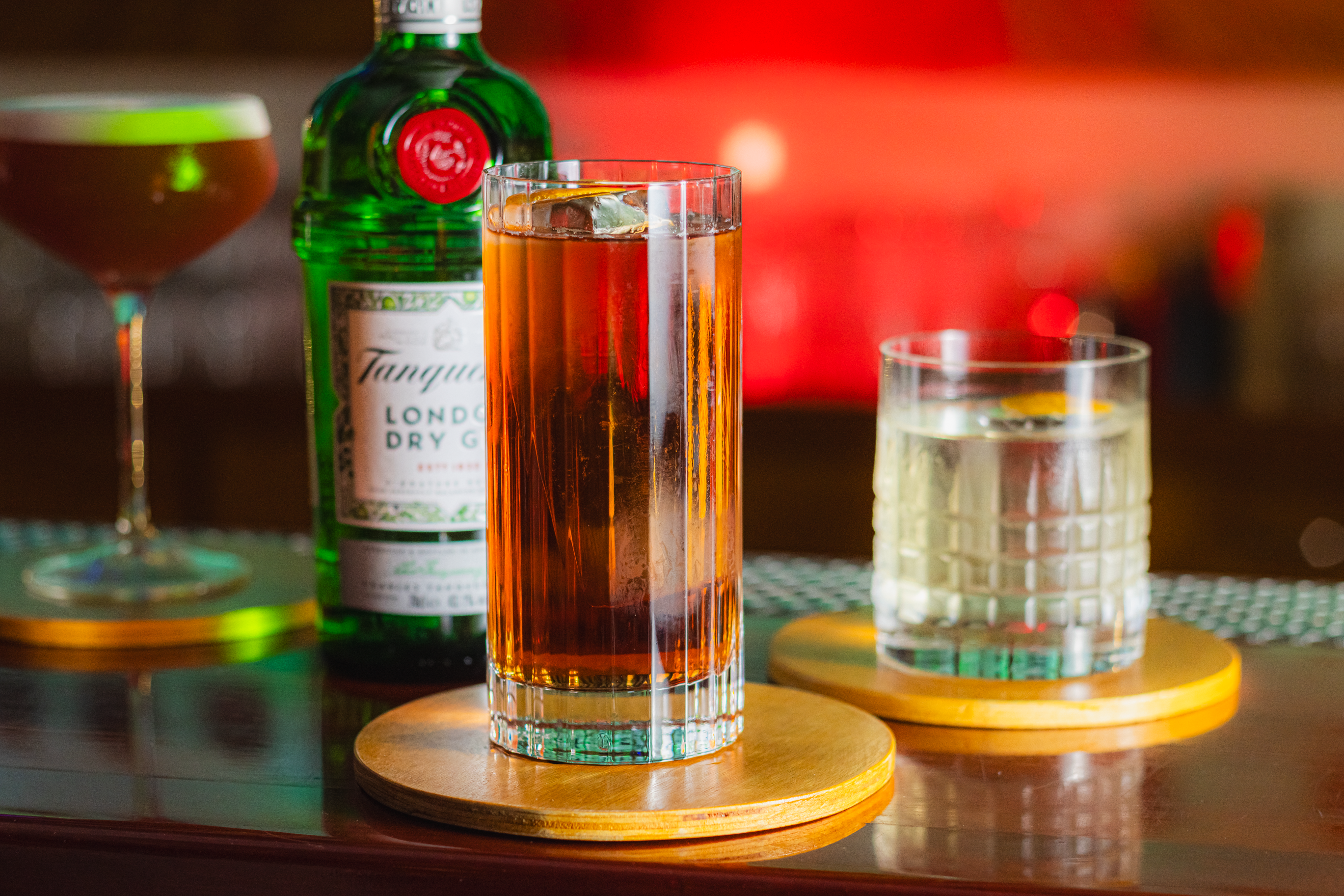 Vasos De Alcohol En El Bar · Foto de stock gratuita