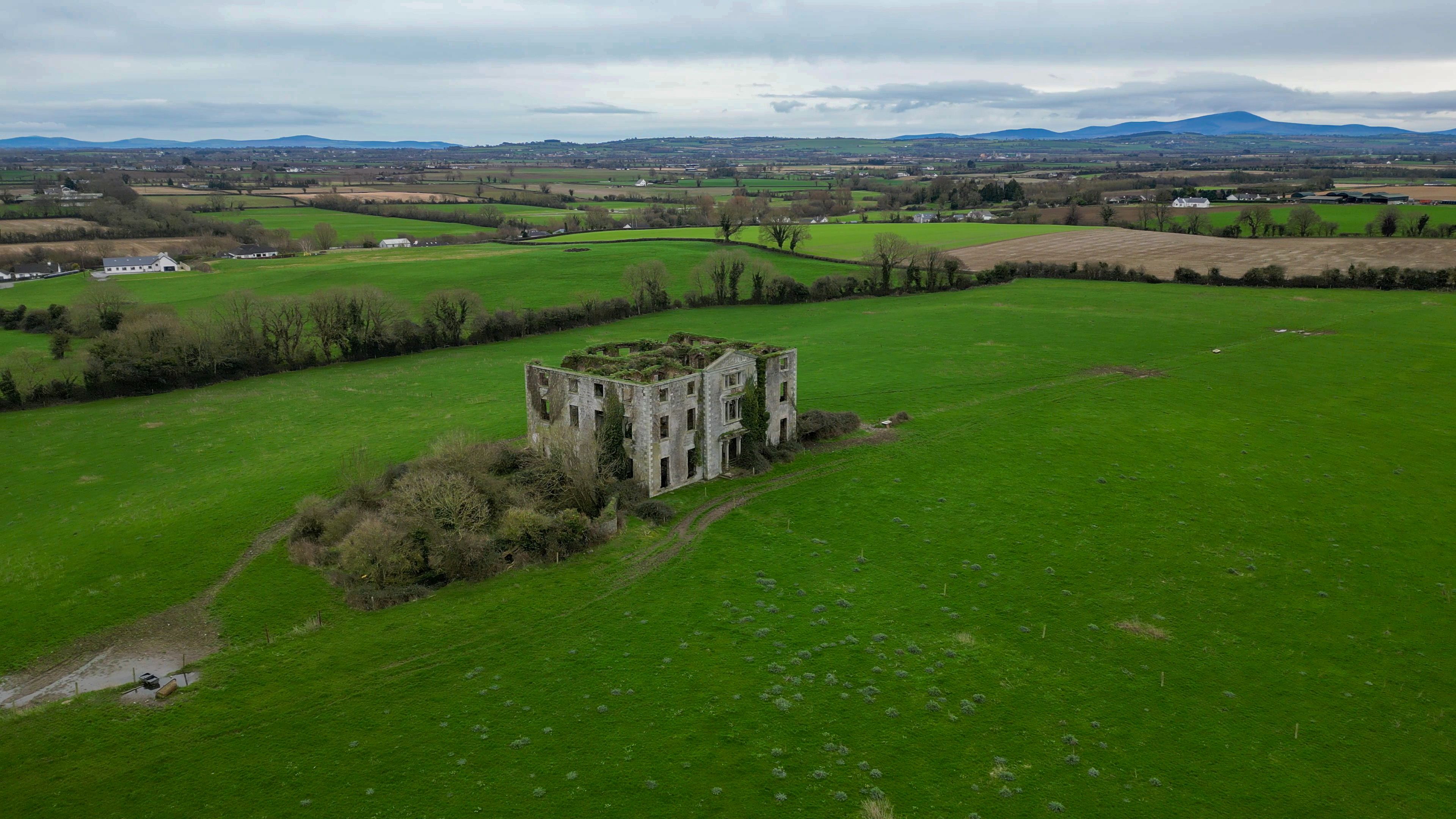 Ruins of Abandoned House in Middle of Green Field · Free Stock Photo