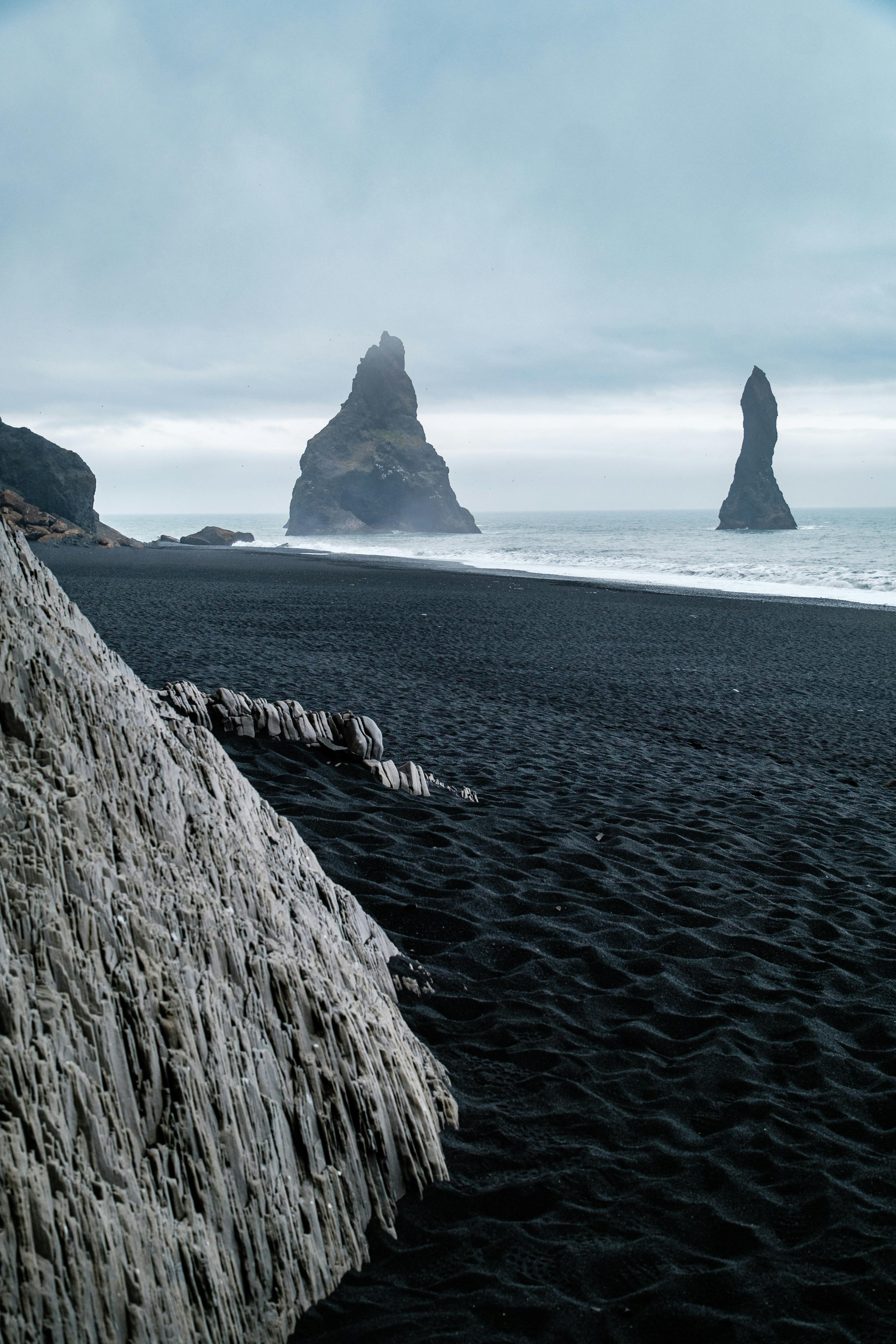 Beach and Rock Formations on Sea Coast in Iceland · Free Stock Photo
