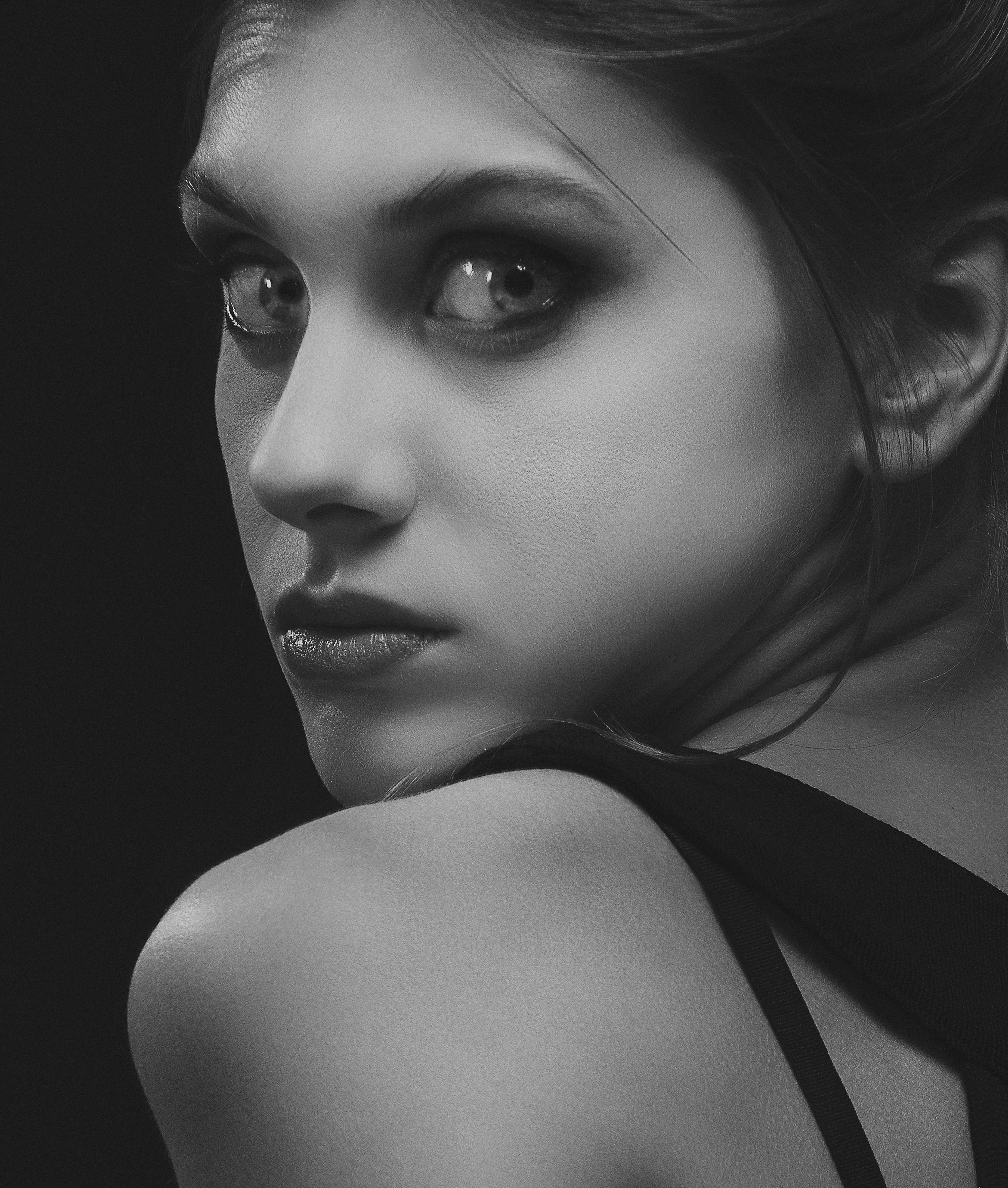 Gorgeous Brunette Woman Looking over Shoulder · Free Stock Photo