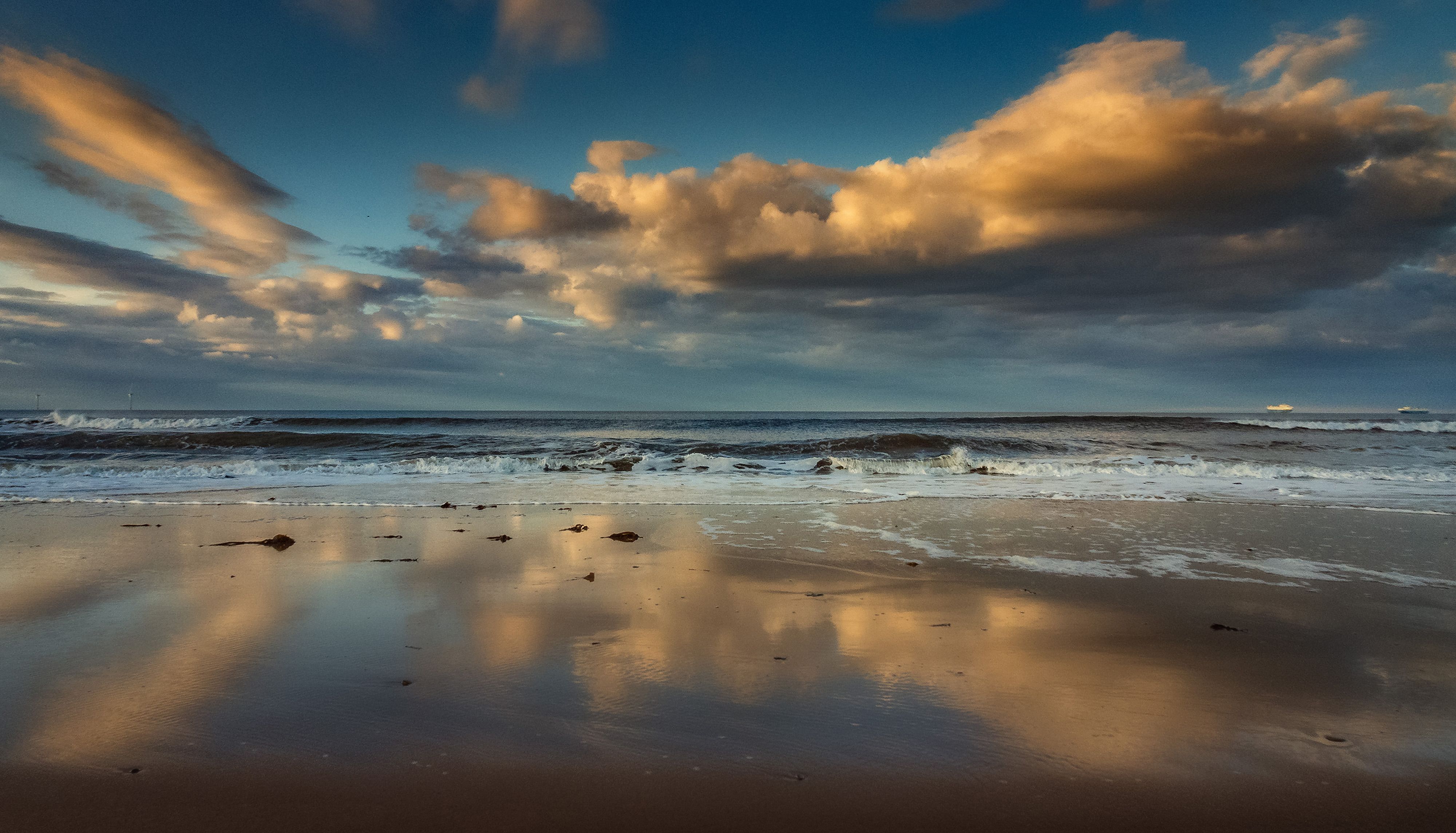 View of Waves Washing Up the Beach · Free Stock Photo