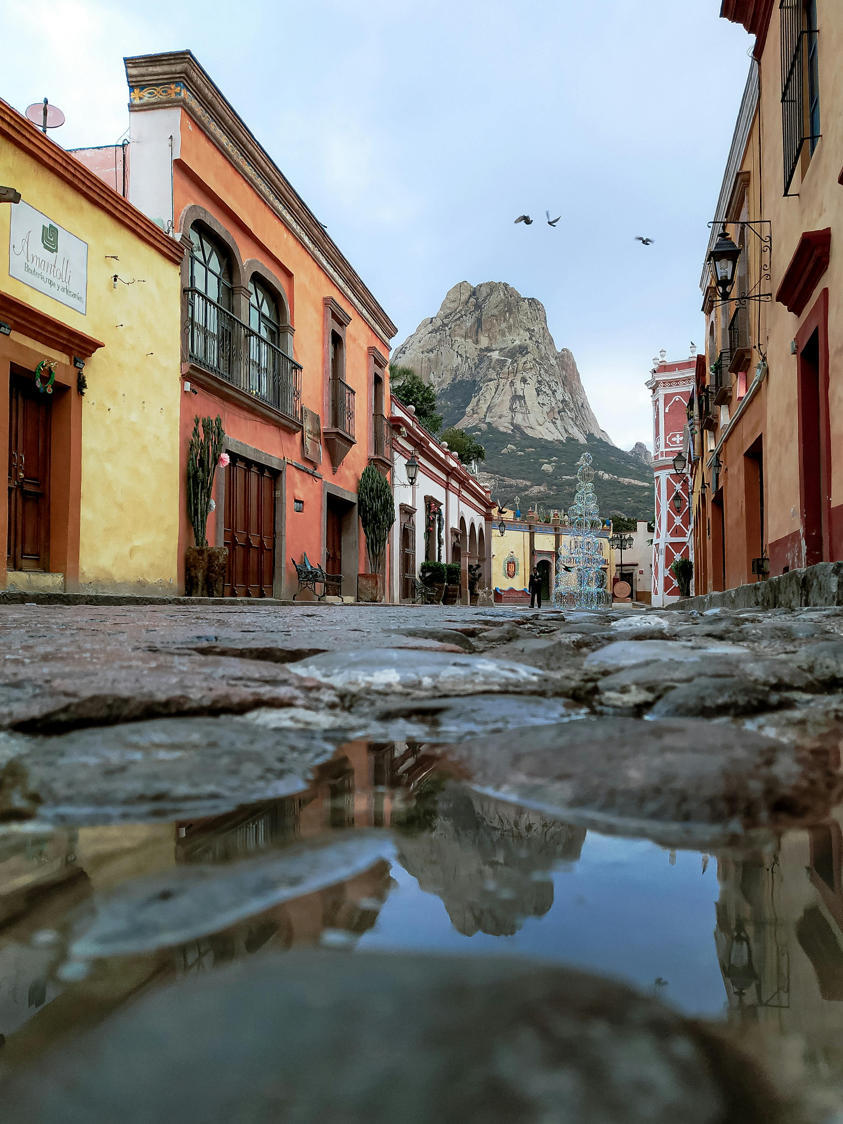 Peñasco De Bernal Sobre Calle En El Pueblo De San Sebastián Bernal En ...