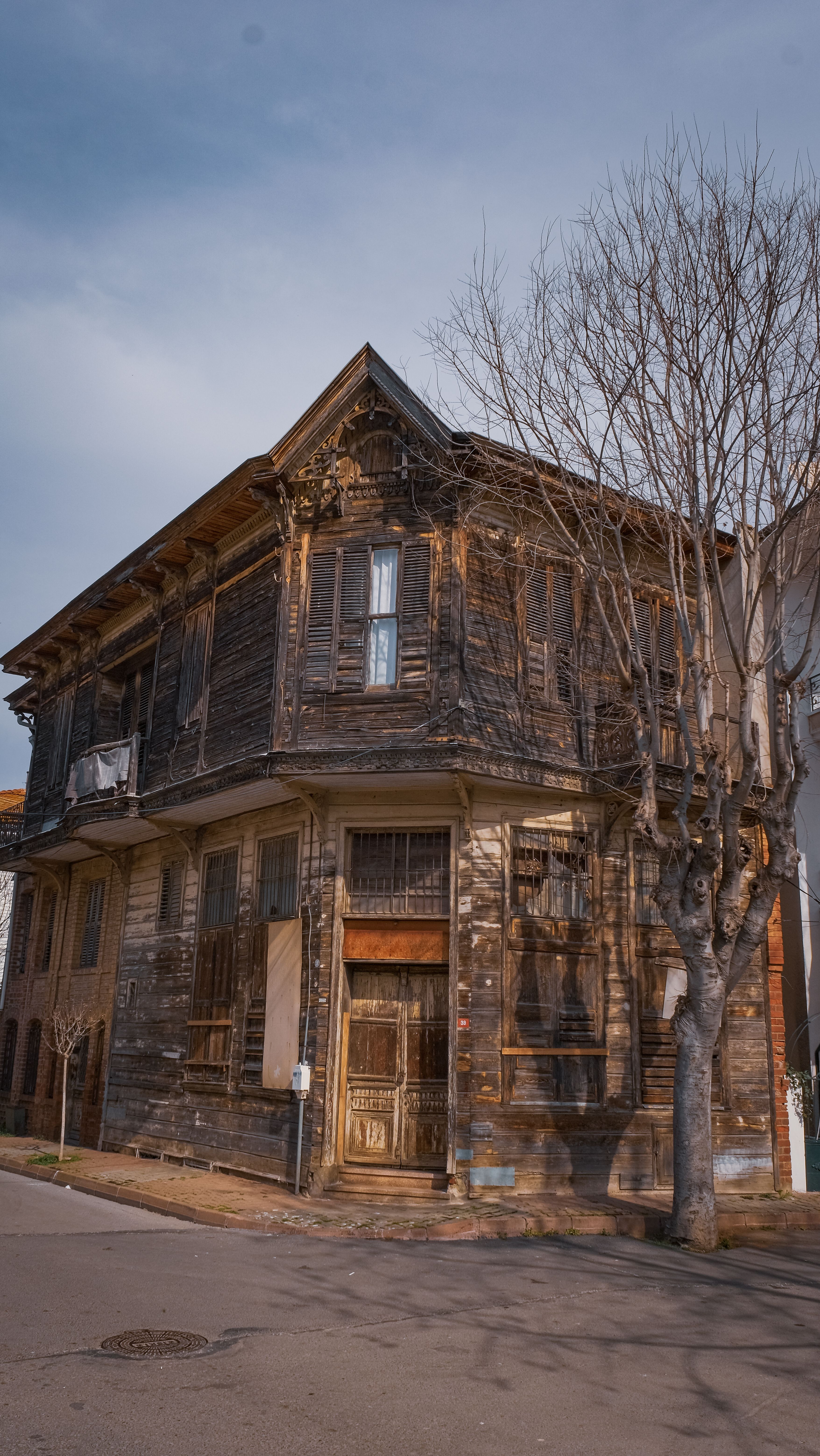 Old Wooden House at the Crossroads · Free Stock Photo