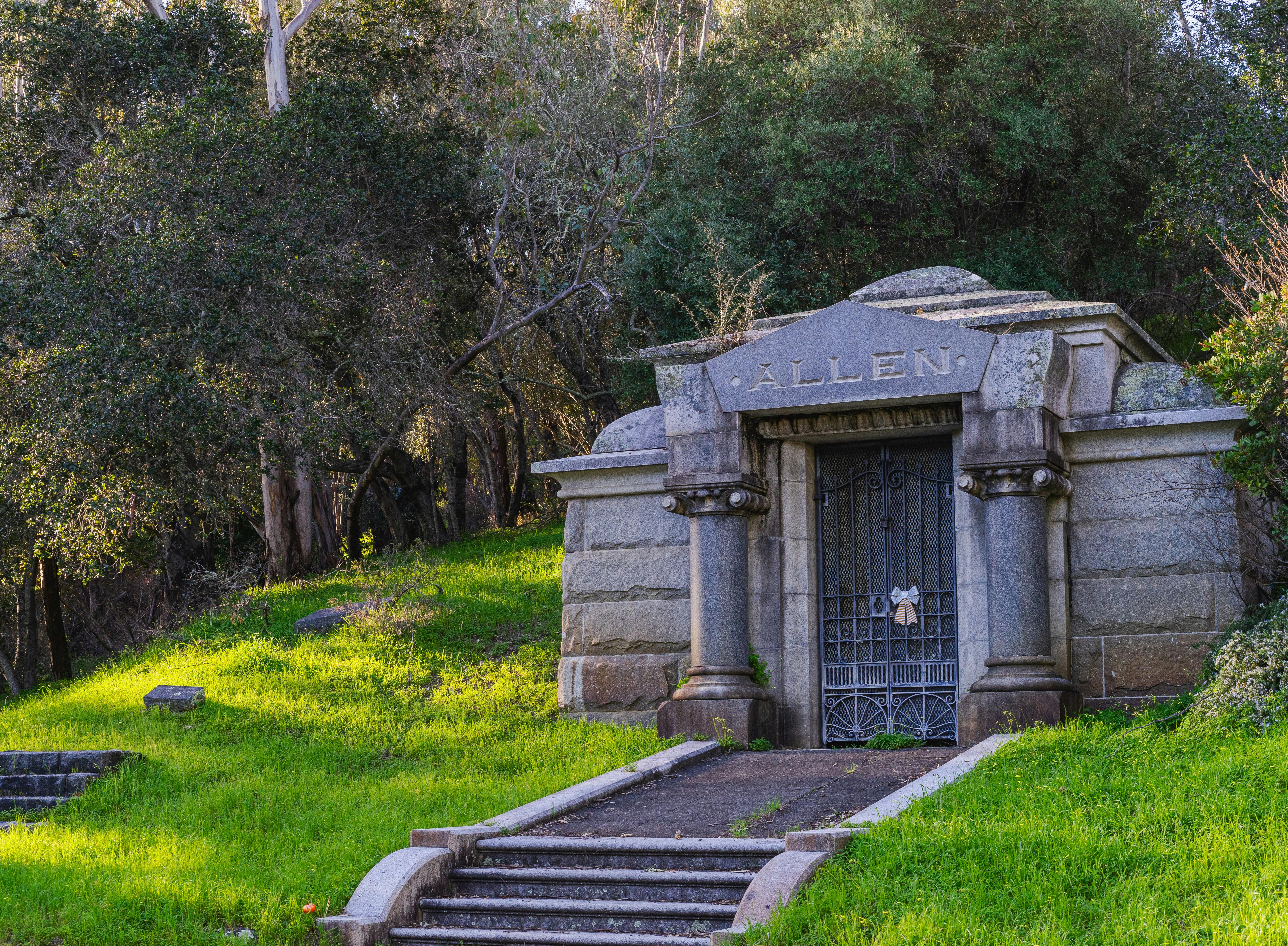 A small cemetery with a stone monument and steps · Free Stock Photo