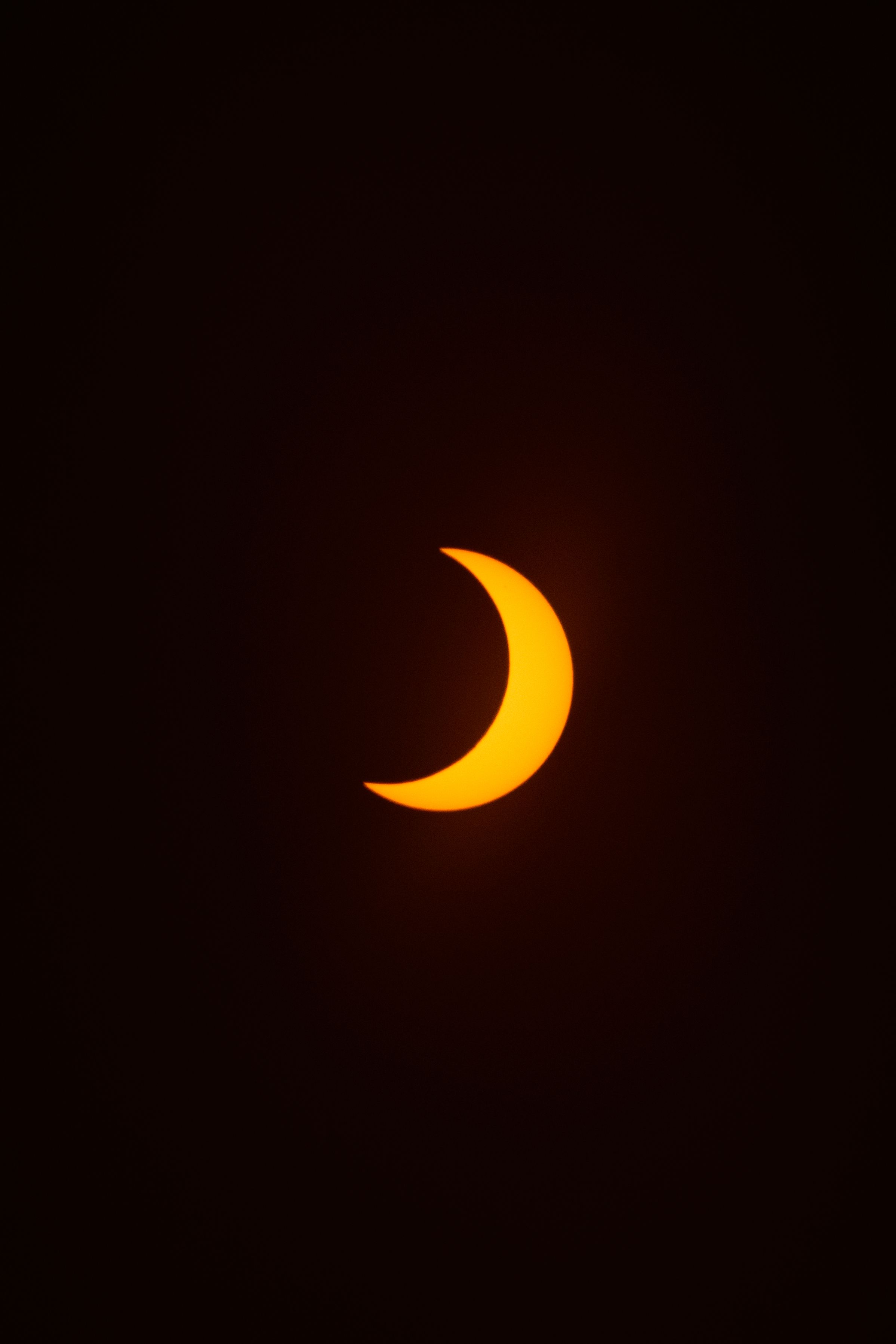 Pemandangan Bulan Sabit Jingga Di Langit Malam Yang Gelap · Foto Stok ...