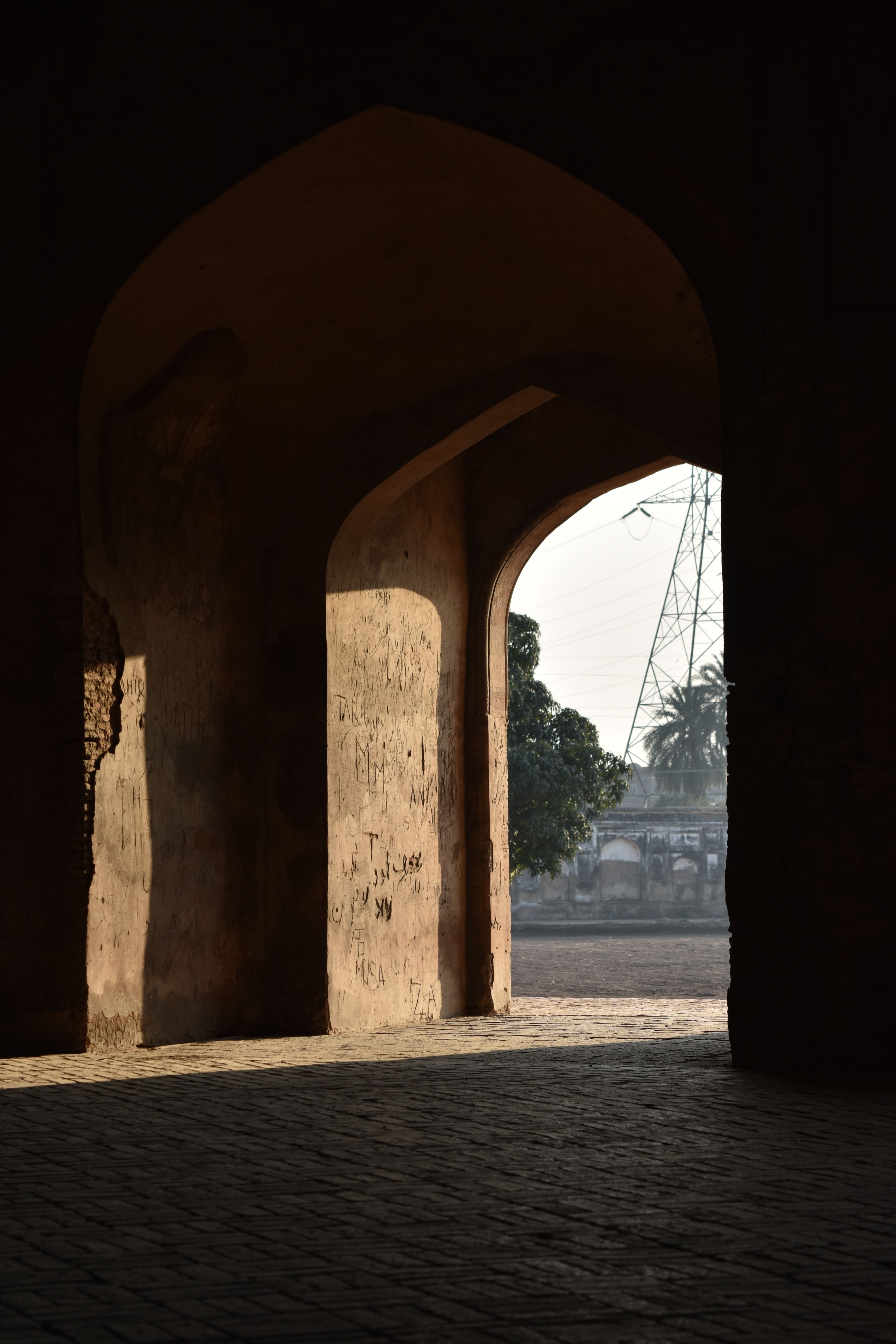 View of an Arched Pedestrian Passageway in City · Free Stock Photo