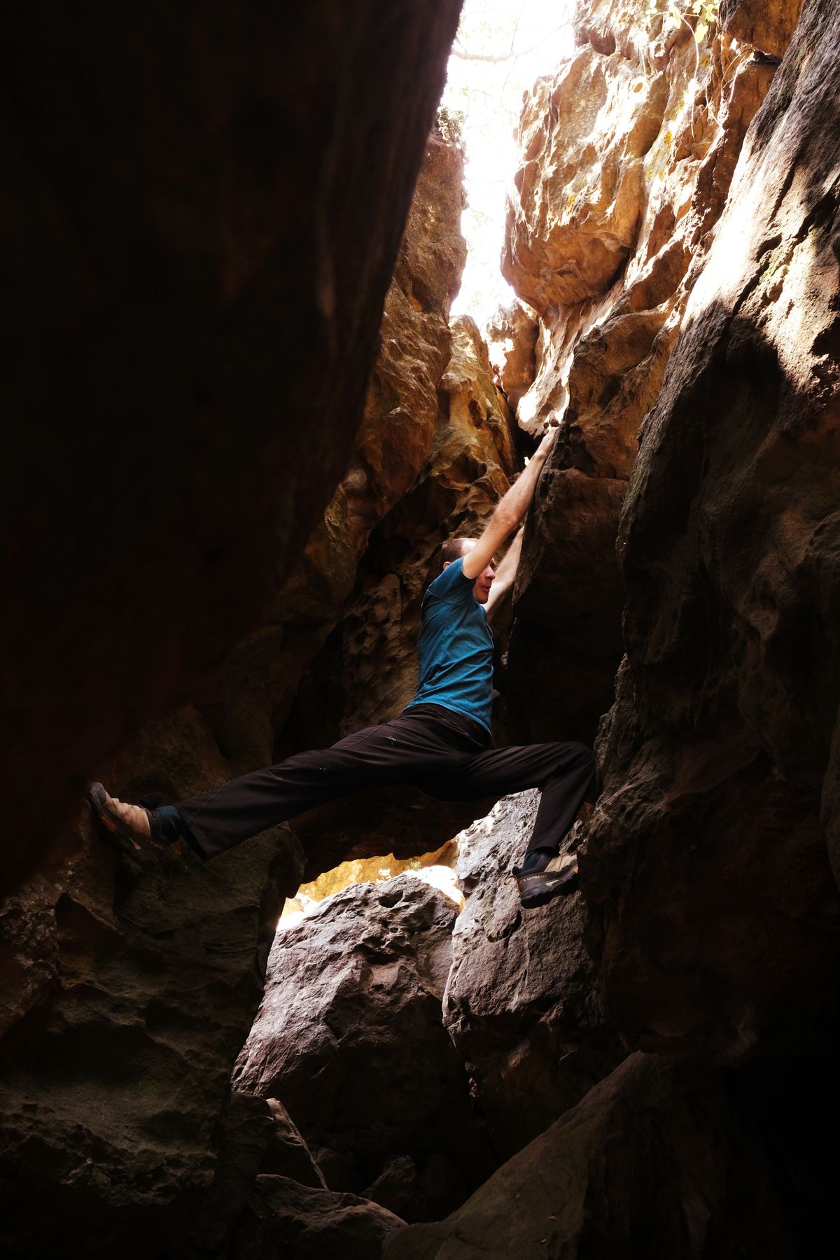 Man Trapped In A Cave By A Boulder Photos, Download The BEST Free Man ...