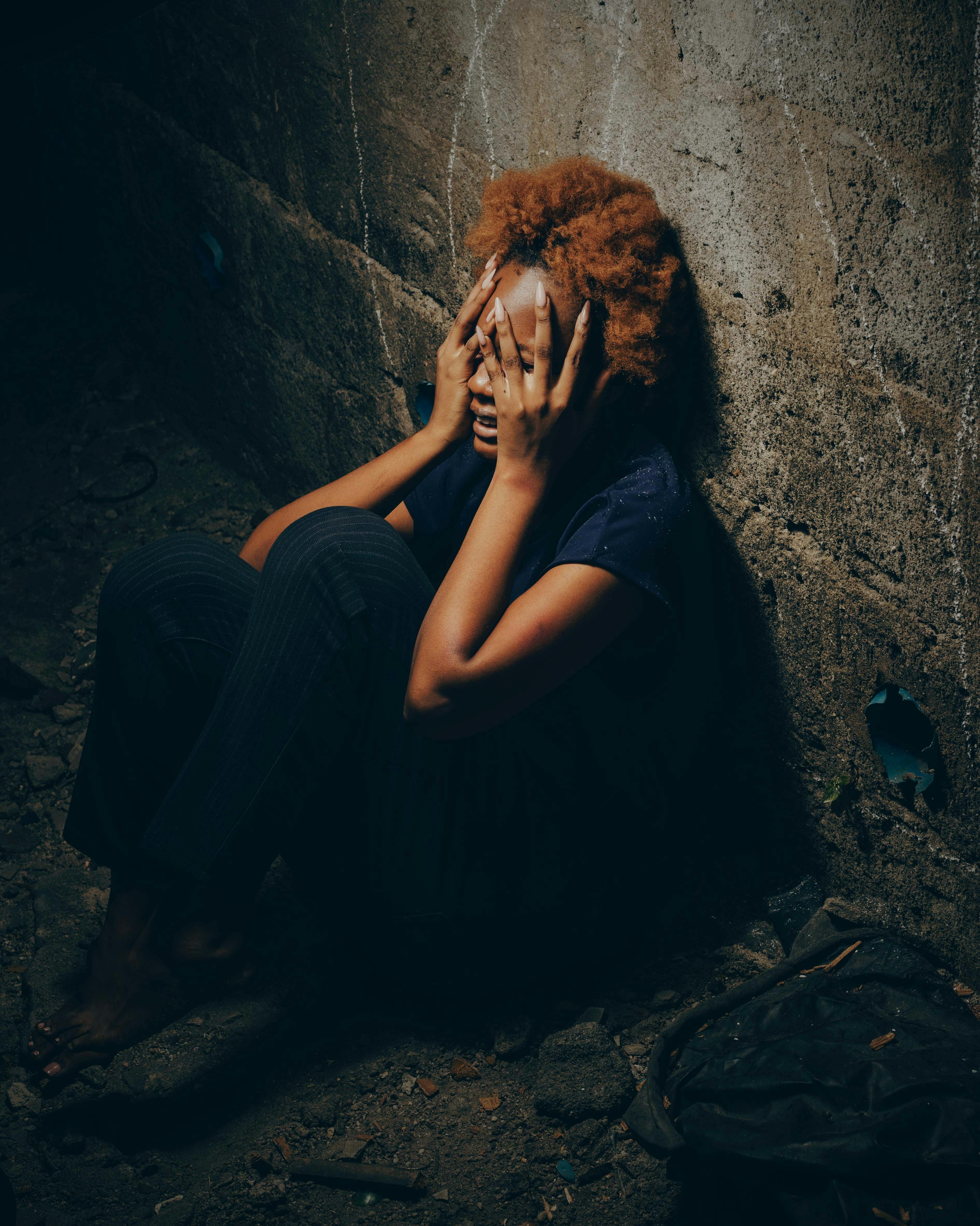 Photo gratuite de anxiété, chagrin, coiffure afro, coin, contemplatif ...