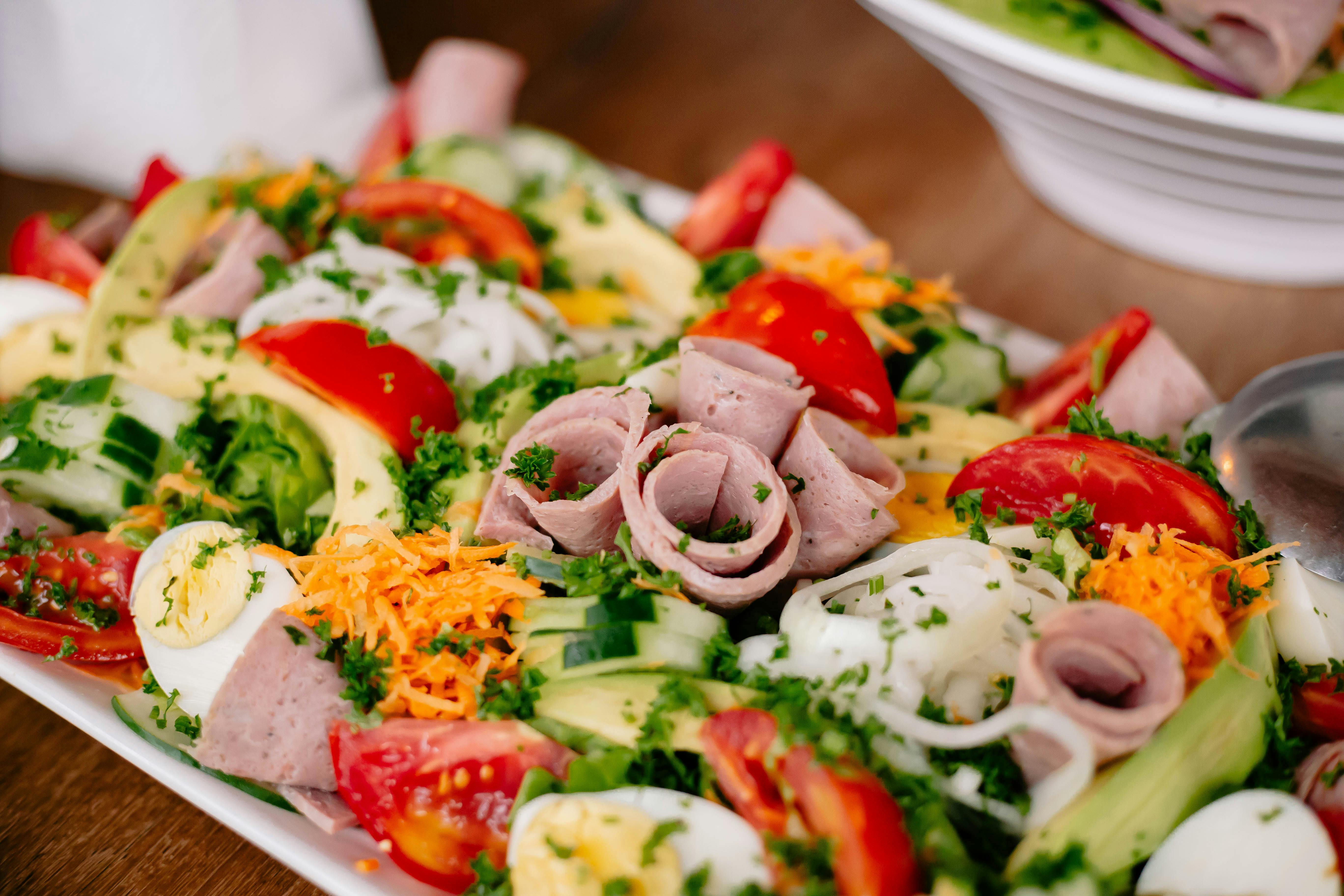 Tazón De Fuente De Ensalada De Verduras Y Frutas En Rodajas · Foto de ...