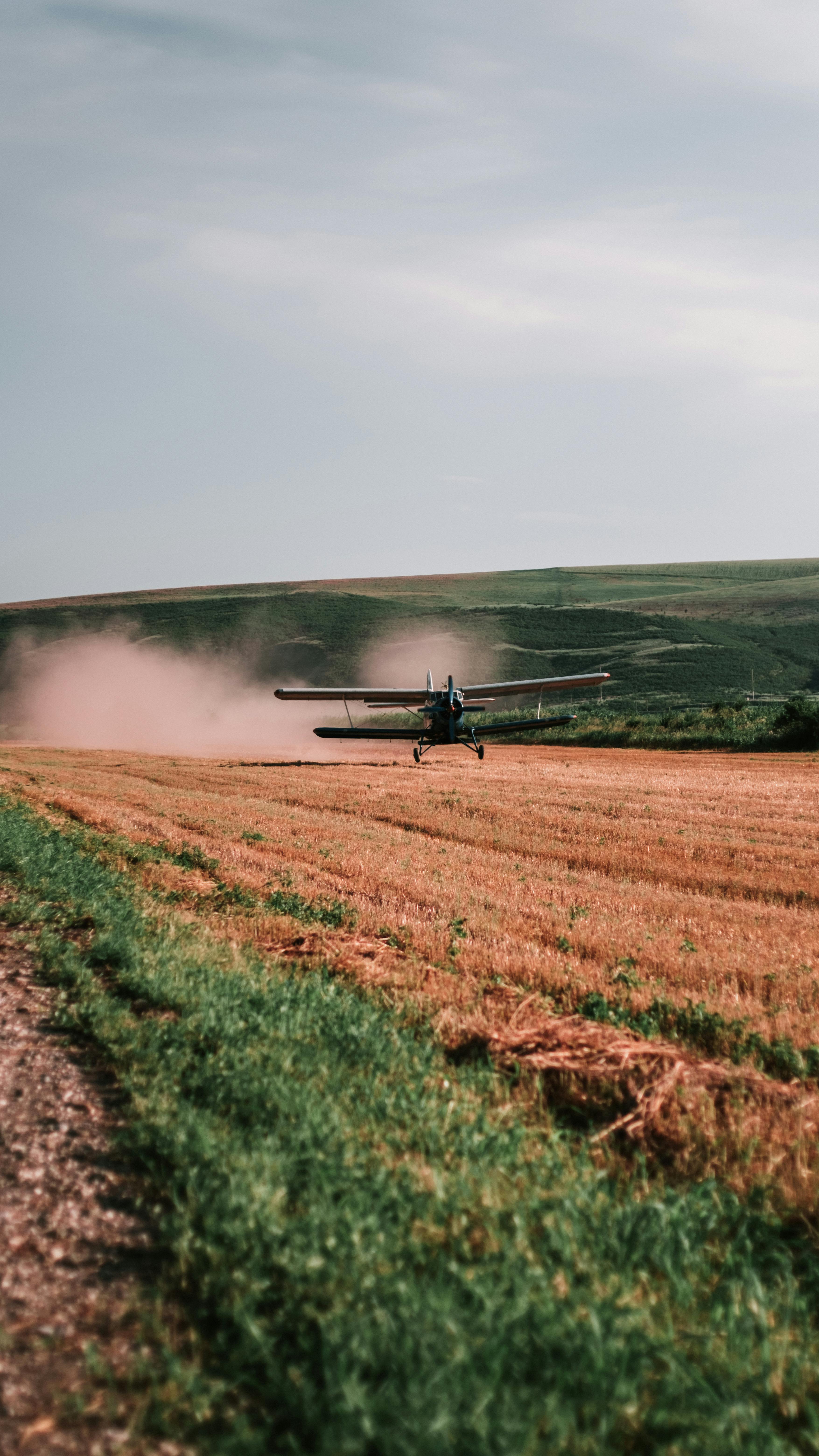Plane Landing On the Field · Free Stock Photo