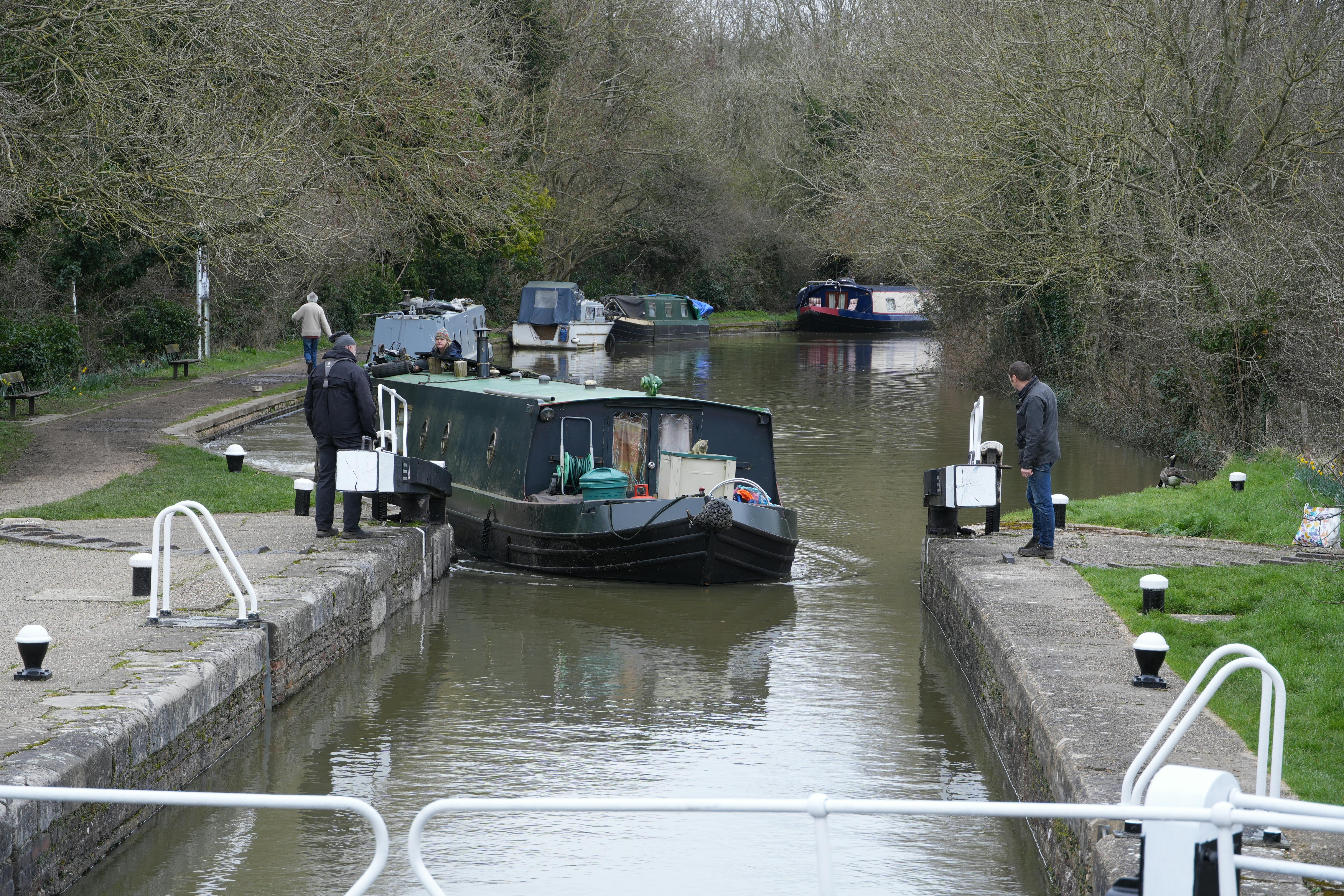 Canal boat in lock · Free Stock Photo